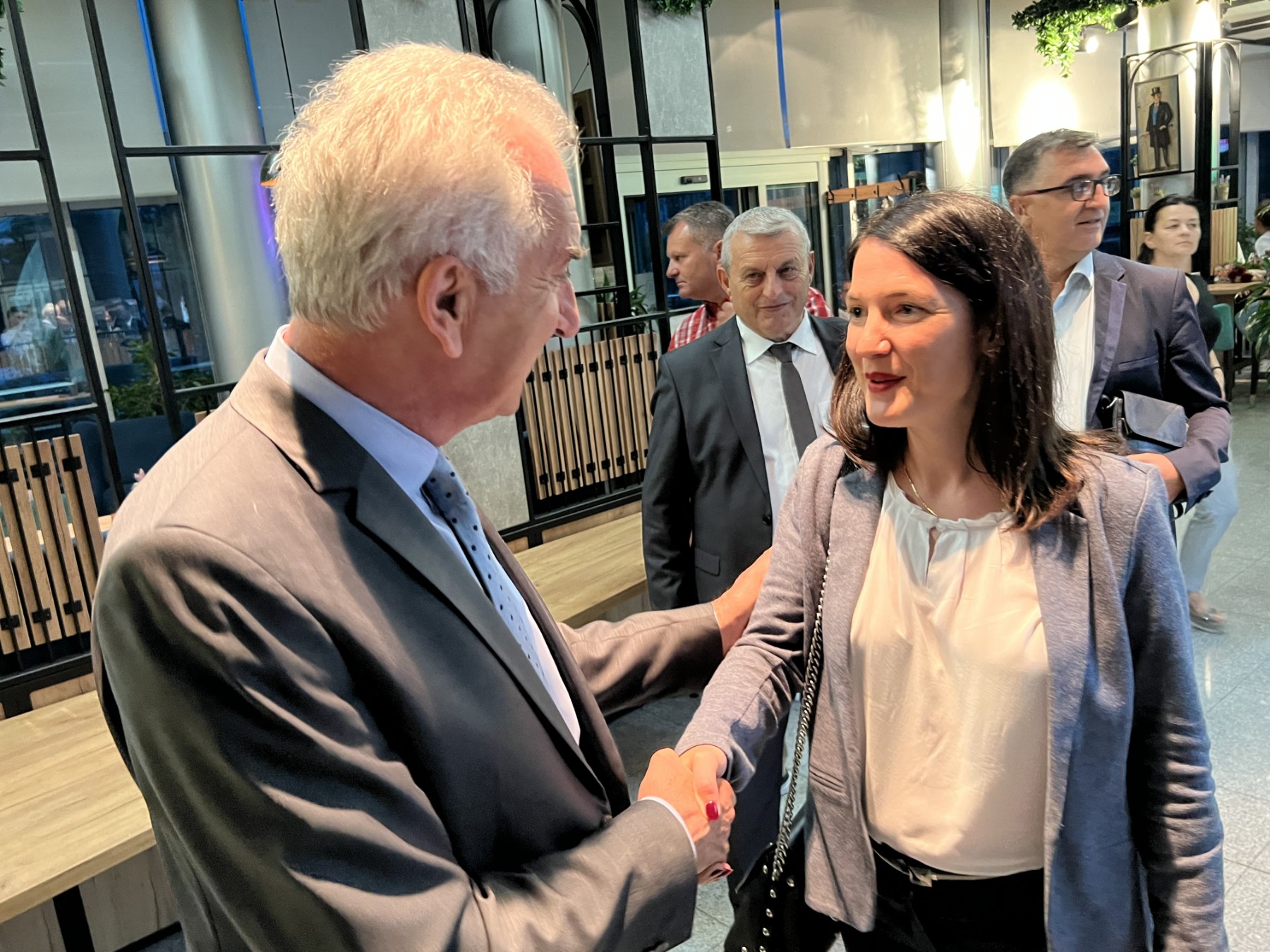 "Sve više liči na velegrad" Šarović i Trivićeva na proslavi krsne slave ...