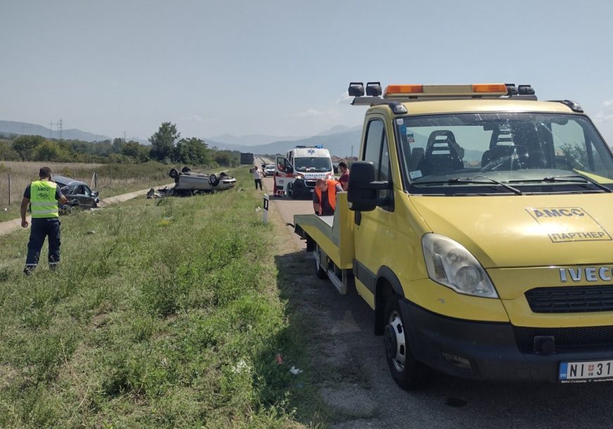 Povrijeđeno 8 osoba, auto sletjelo u poljanu: Teška automobilska ...