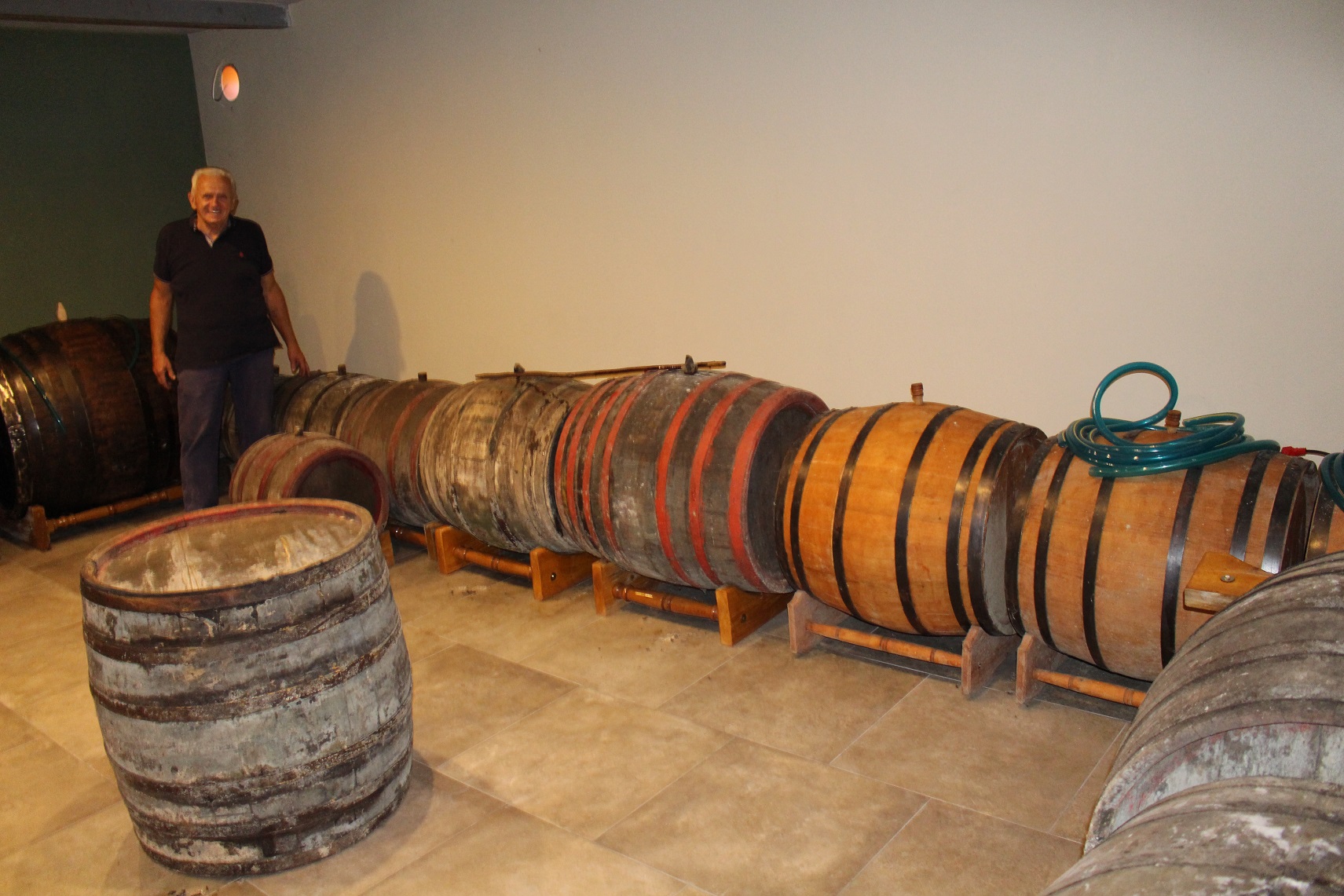 U ovim buradima je rakija stara pola vijeka: Stigla jesen, a Milenko ...