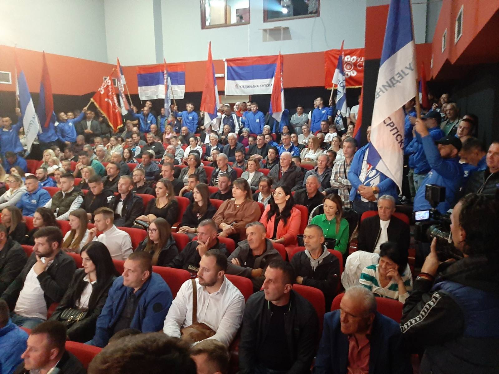 Više ljudi stoji nego što sjedi: Opet prepune sale na tribini ...