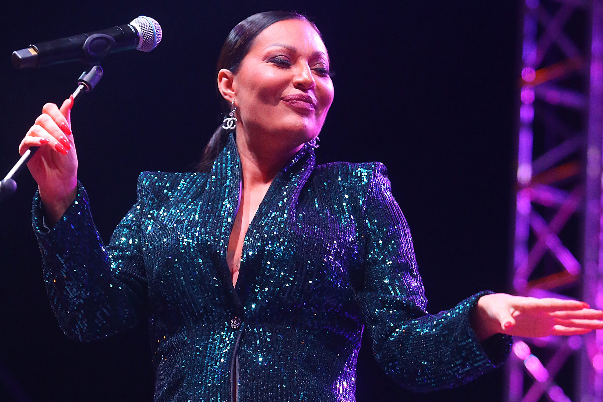 Ceca Ražnatović raspametila stajlingom: Brushalter sa crnom čipkom i ...