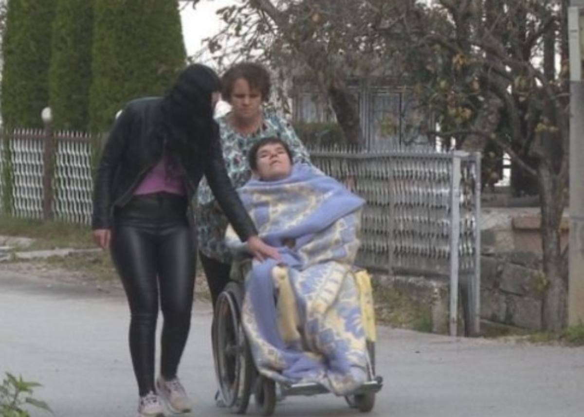 KOBNI PAD SA STEPENICA Aleksandra je od 14. godine vezana za invalidska ...