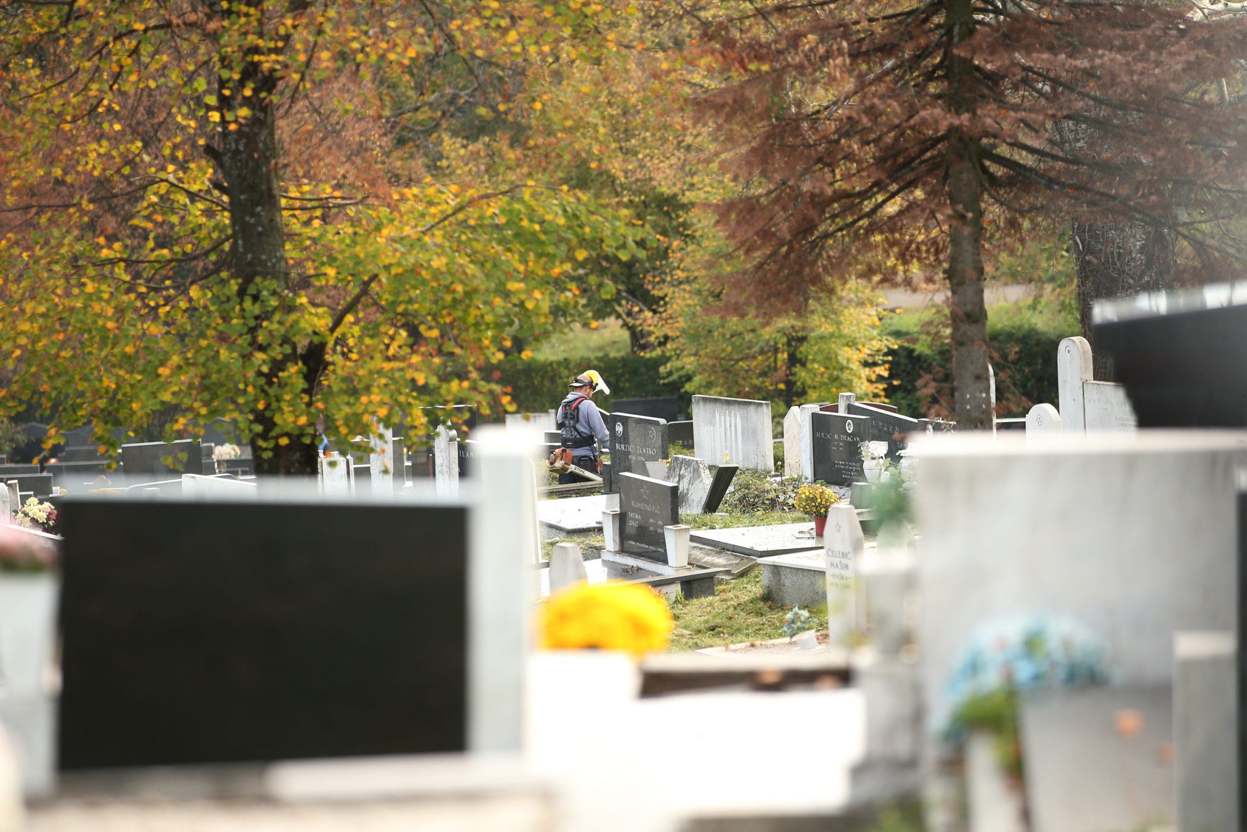 Sin preminuo mlad, a njegova majka na groblju naljutila sve prisutne