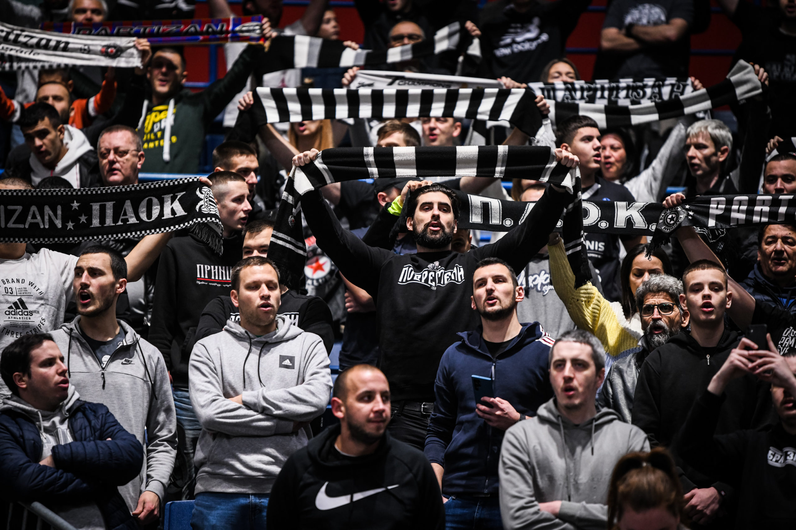 Navijači transparentima uvrijedili igrače Partizana