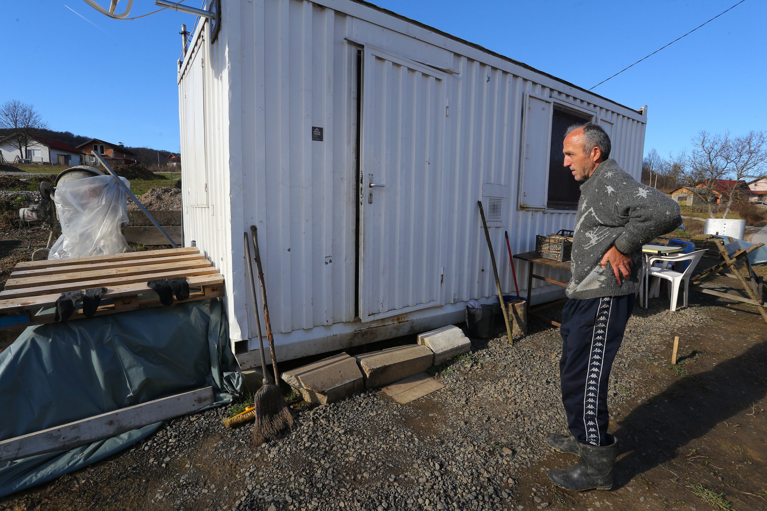 U rovu proveo četiri godine, u miru živi u kontejneru