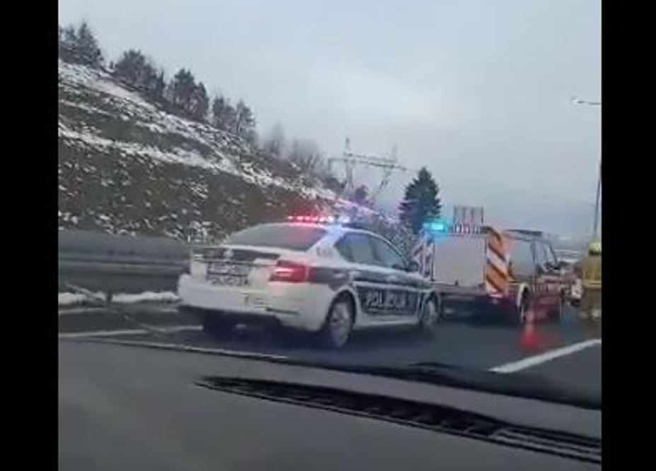 Nesreća na auto-putu: Balvani pali s kamiona, srećom izbjegnuta tragedija (VIDEO) - Srpskainfo