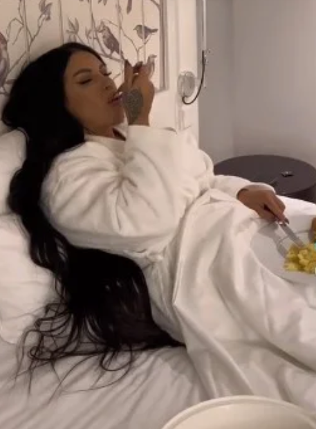 Evo kako Seka Aleksić uživa u hrani u Hotelskoj sobi