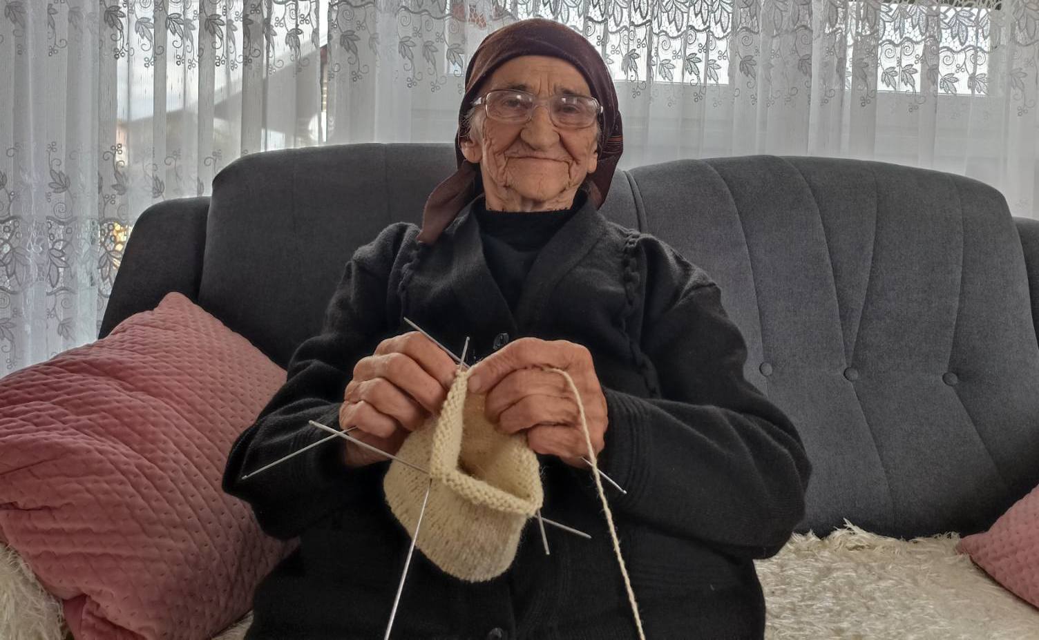 Baka iz Gradiške plete čarape za Novaka Đokovića
