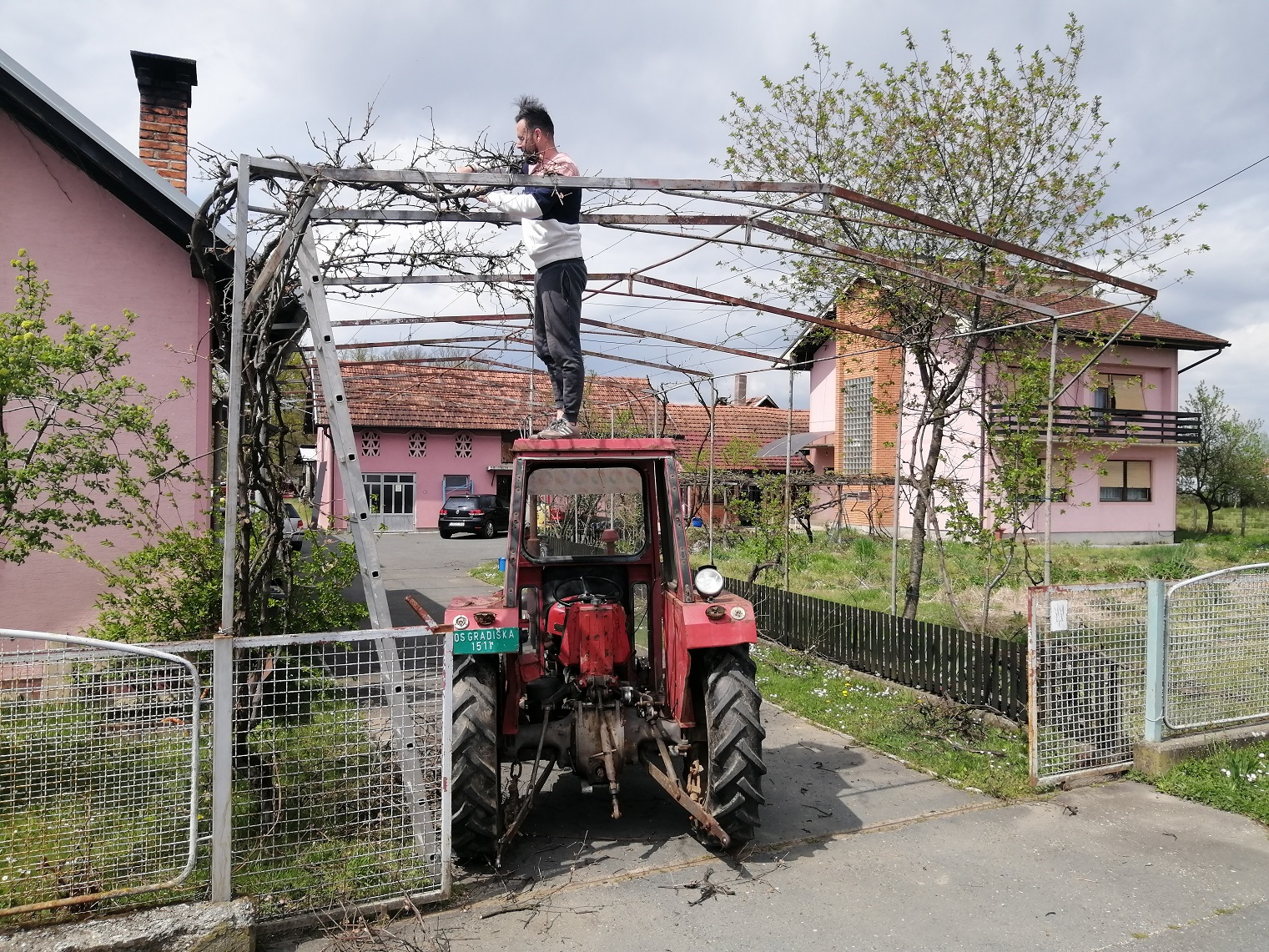 Orezivanje vinove loze sa traktorske kabine u Vrbaškoj