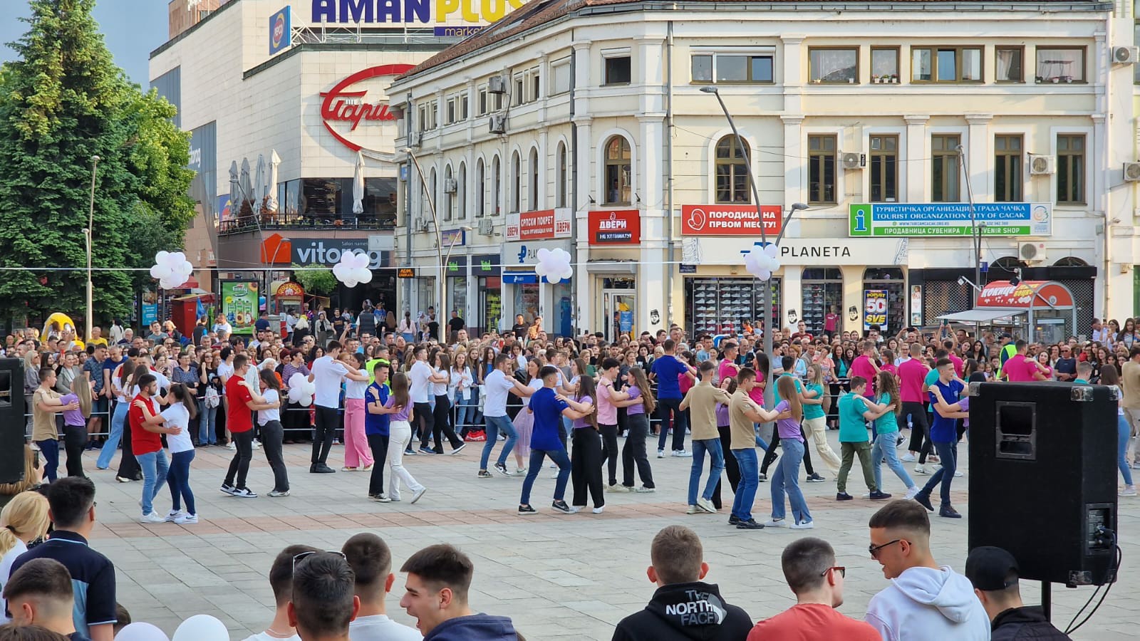 Više od 500 maturanata zaigralo valcer