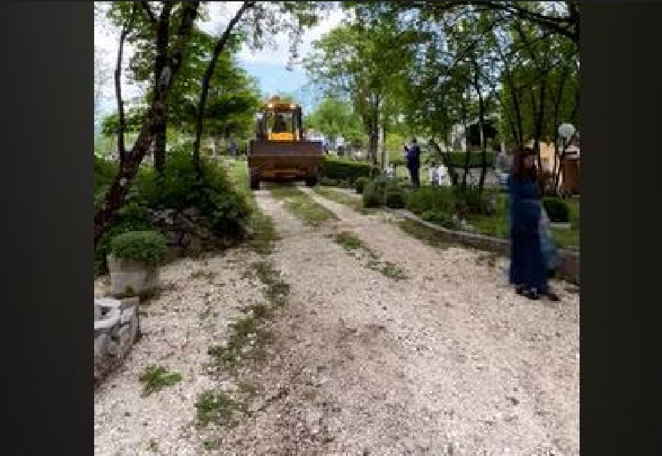 Mladoženja došao po mladu bagerom