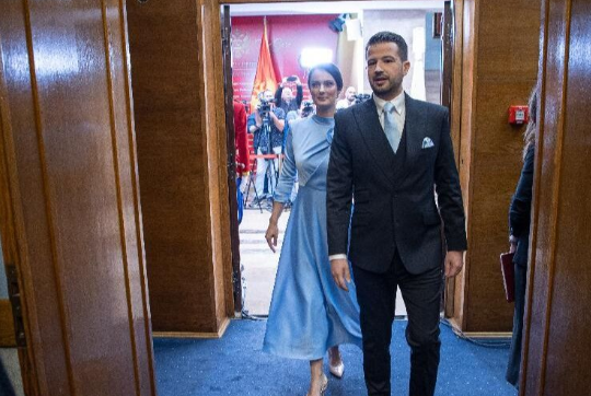 Haljina i odijelo Jakov i Milena Milatović nose posebnu poruku