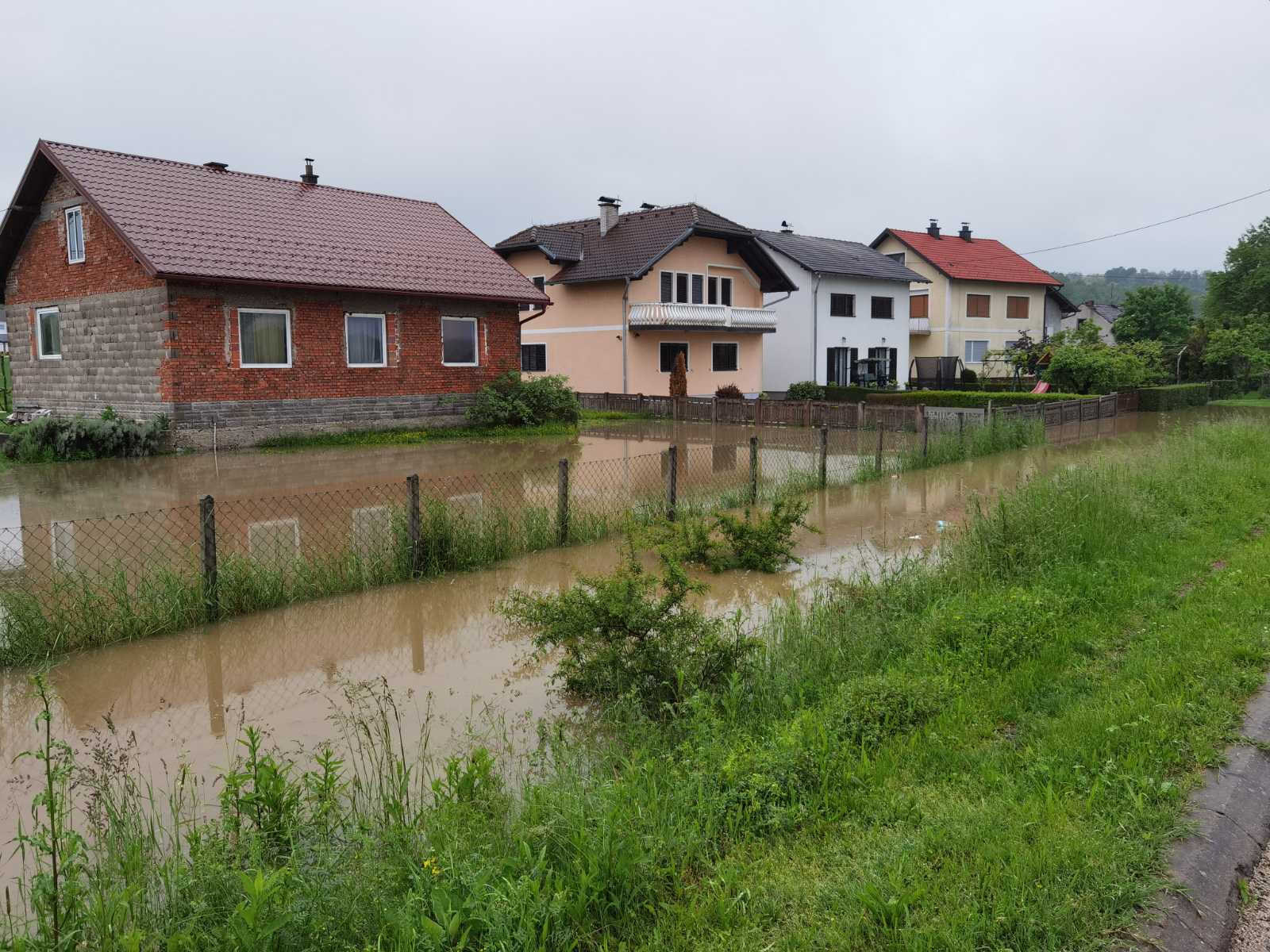 Voda se izlila na puteve, UGROŽENE I KUĆE: Dramatično u Kostajnici i Kozarskoj Dubici (FOTO ...
