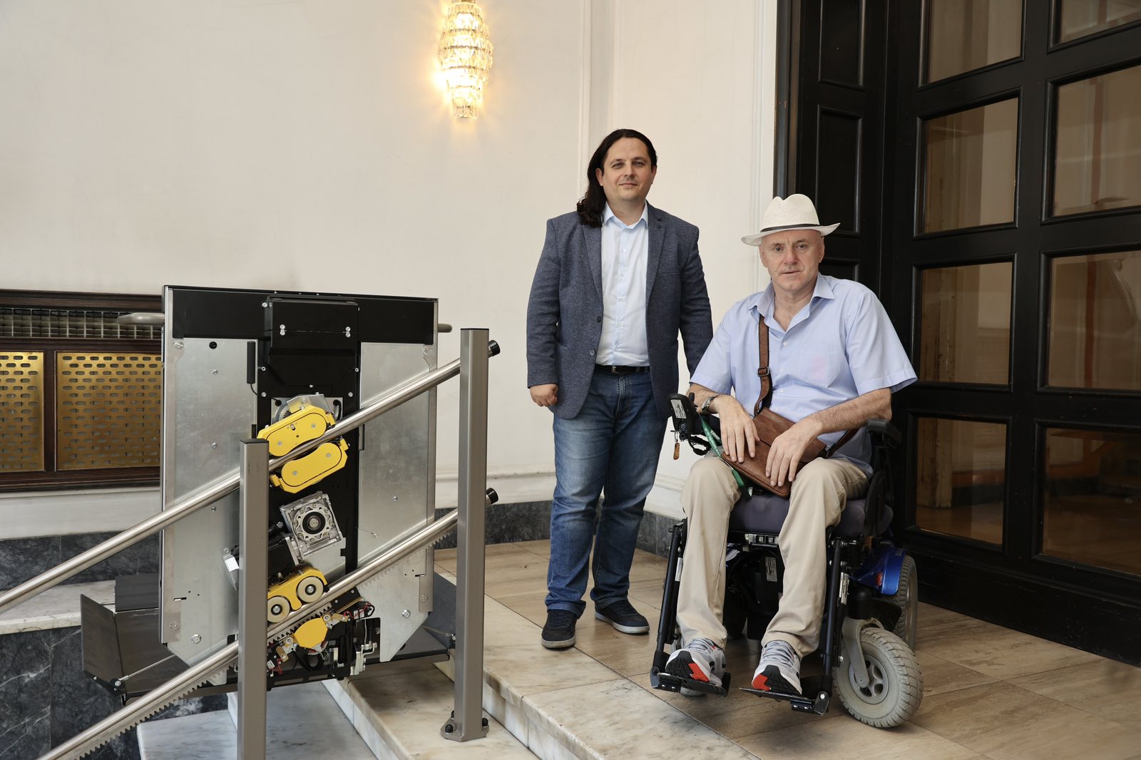 Banski dvor dobio novi lift za osobe sa invaliditetom