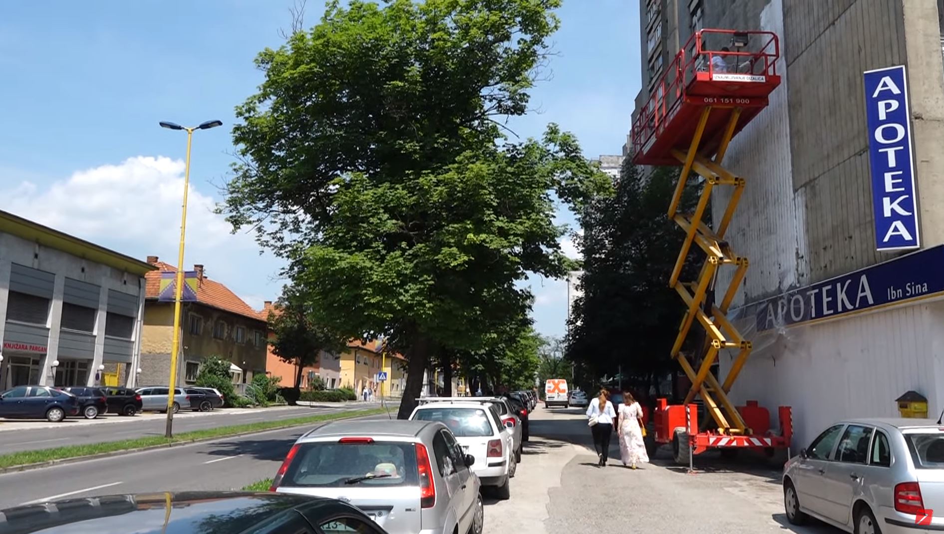 U Tuzli počelo farbanje prve zgrade sa specijalnim bojama (VIDEO)