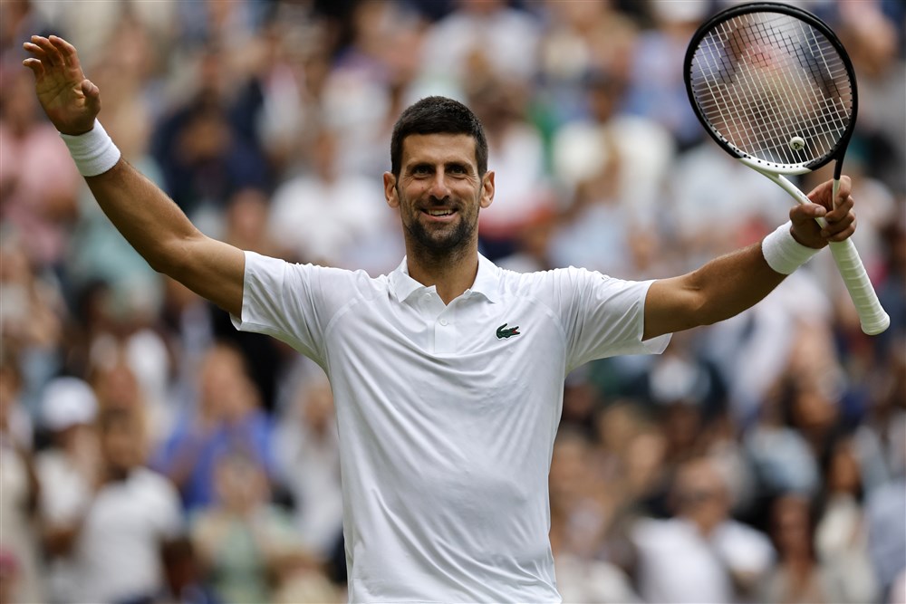 Novak sa sinom Stefanom izveo kuče u šetnju (FOTO)