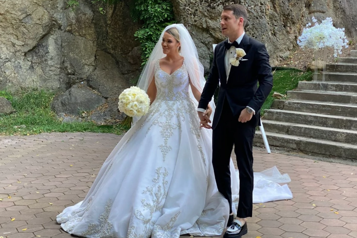 Marija Mikić na svadbi kao princeza, veo dugačak 3 metra