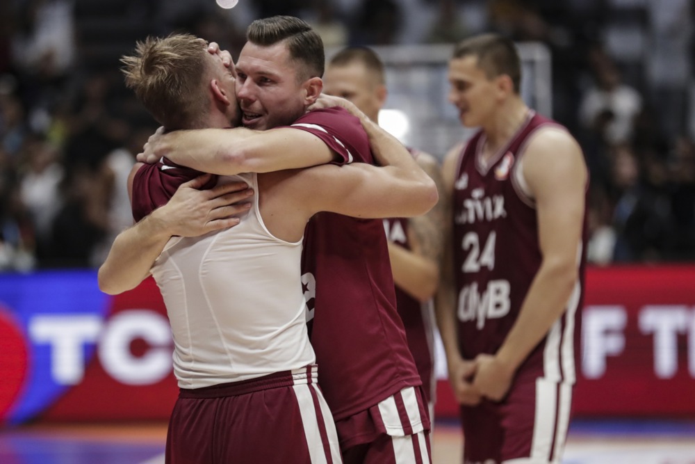 PEH ZA LETONCE Kapiten se pridužio Porzingisu na tribinama