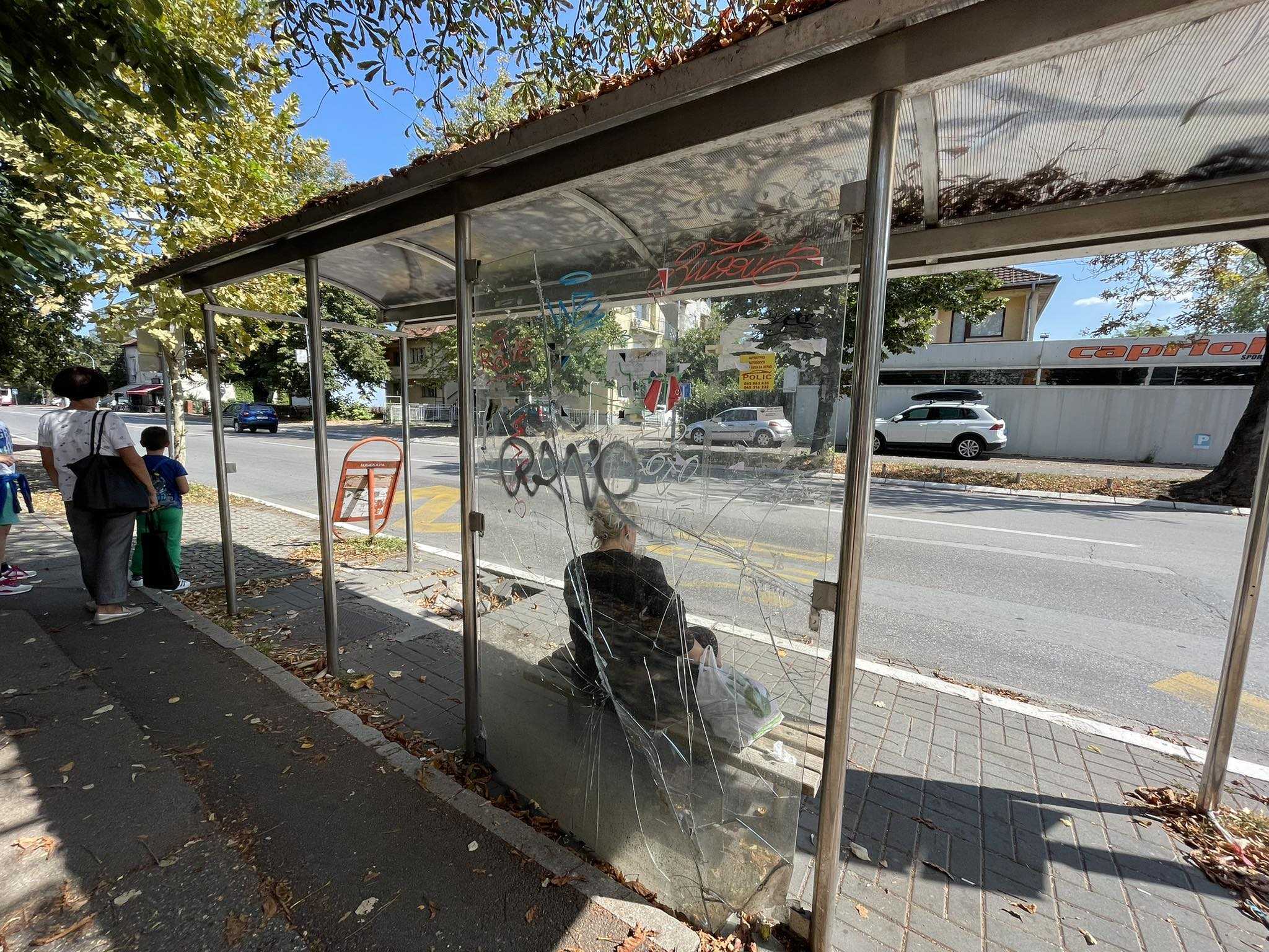 Na novim stajalištima i dalje nema redova vožnje, ali ima plakata