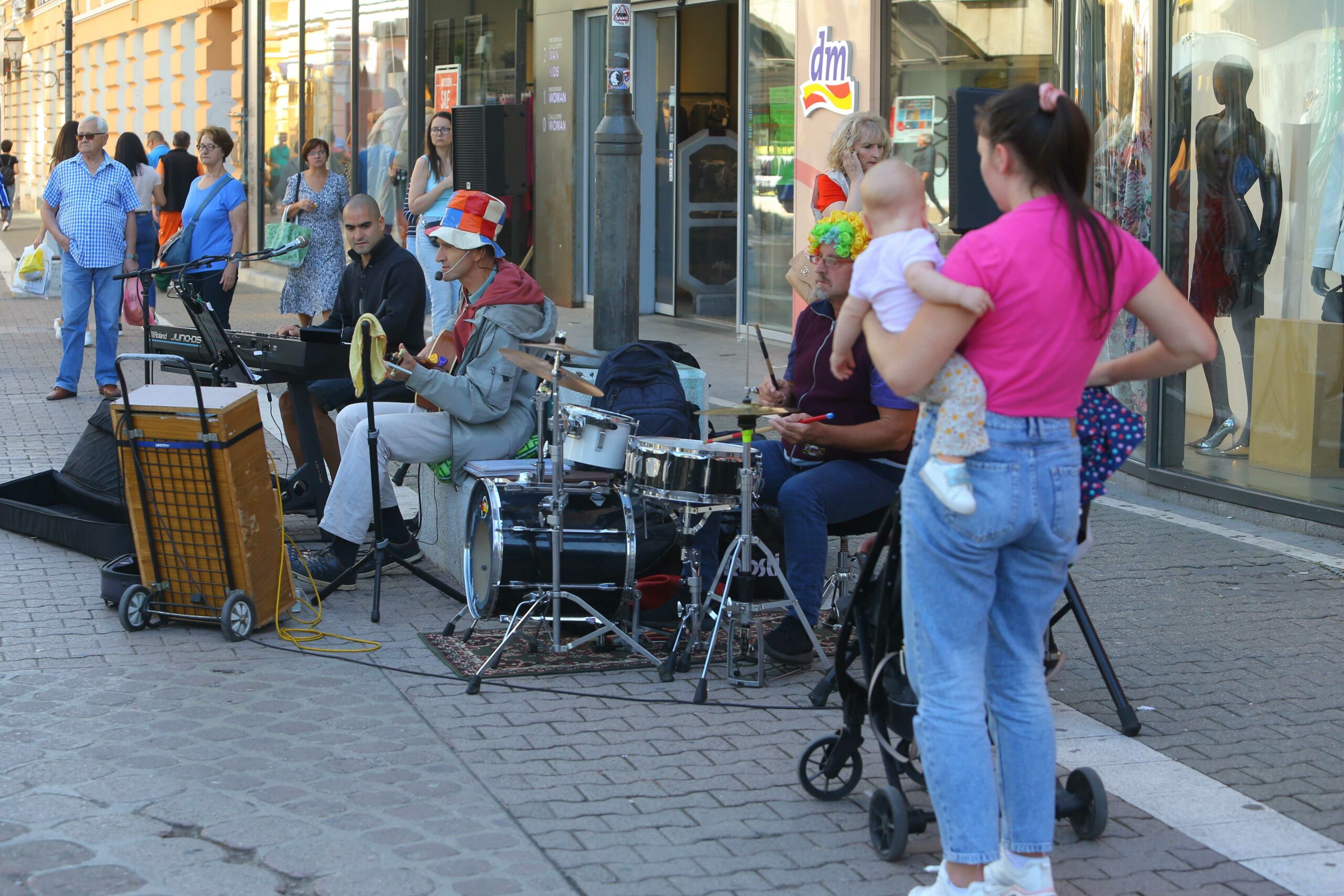 Bend u centru svira dječje pjesme, ali uživaju svi