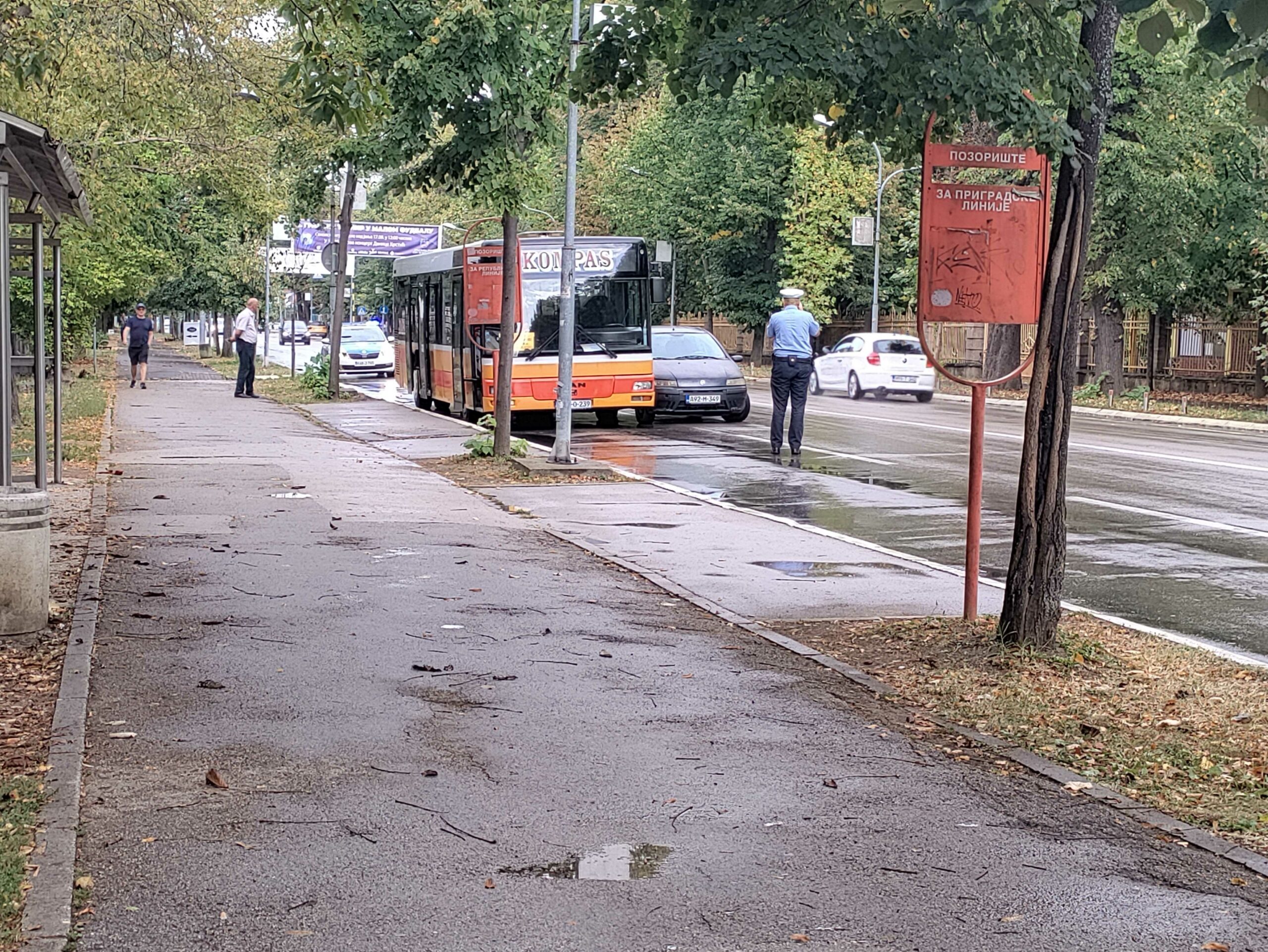 blizini Narodnog pozorišta sudarili se "fiat punto" i autobus