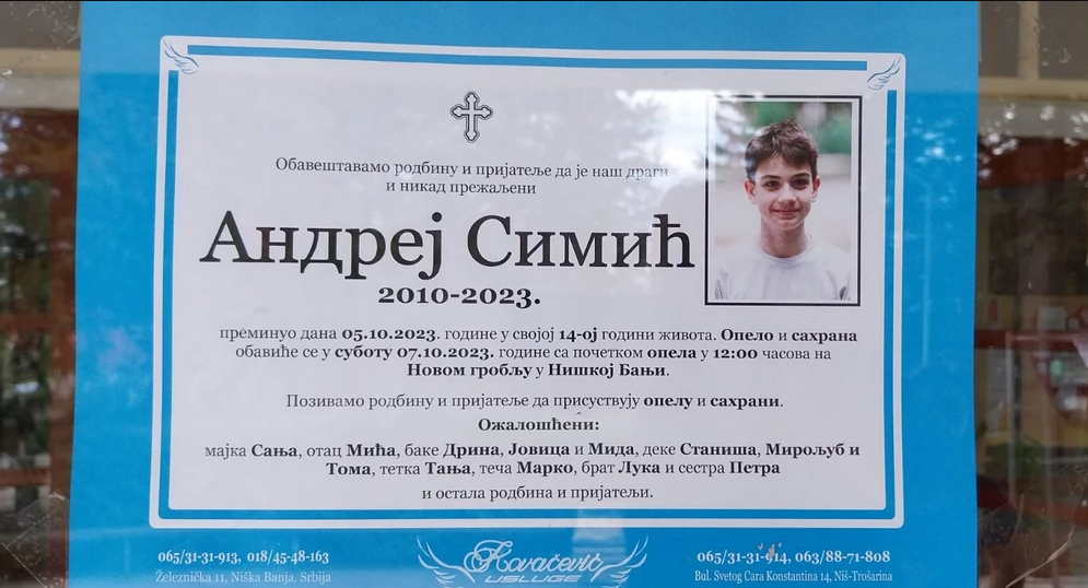 Na vratima škole koju je pohađao ubijeni učenik zalijepljena njegova smrtovnica