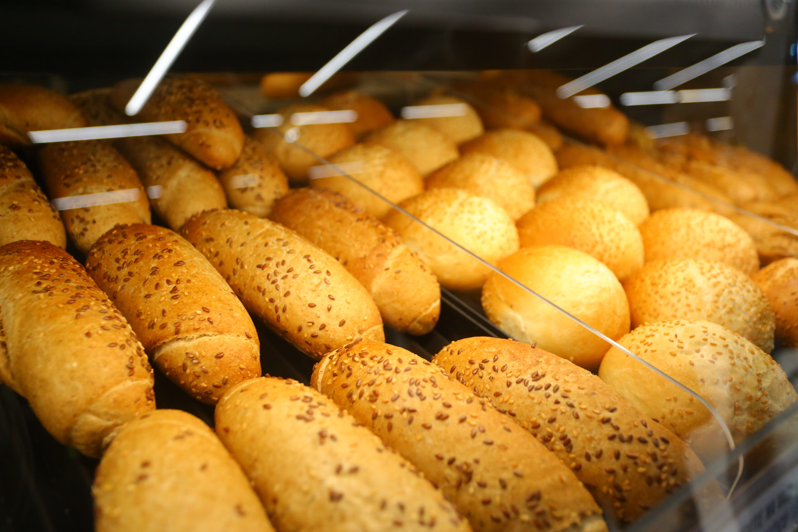 Da li je bolje koristiti vodu ili mlijeko za pripremu peciva