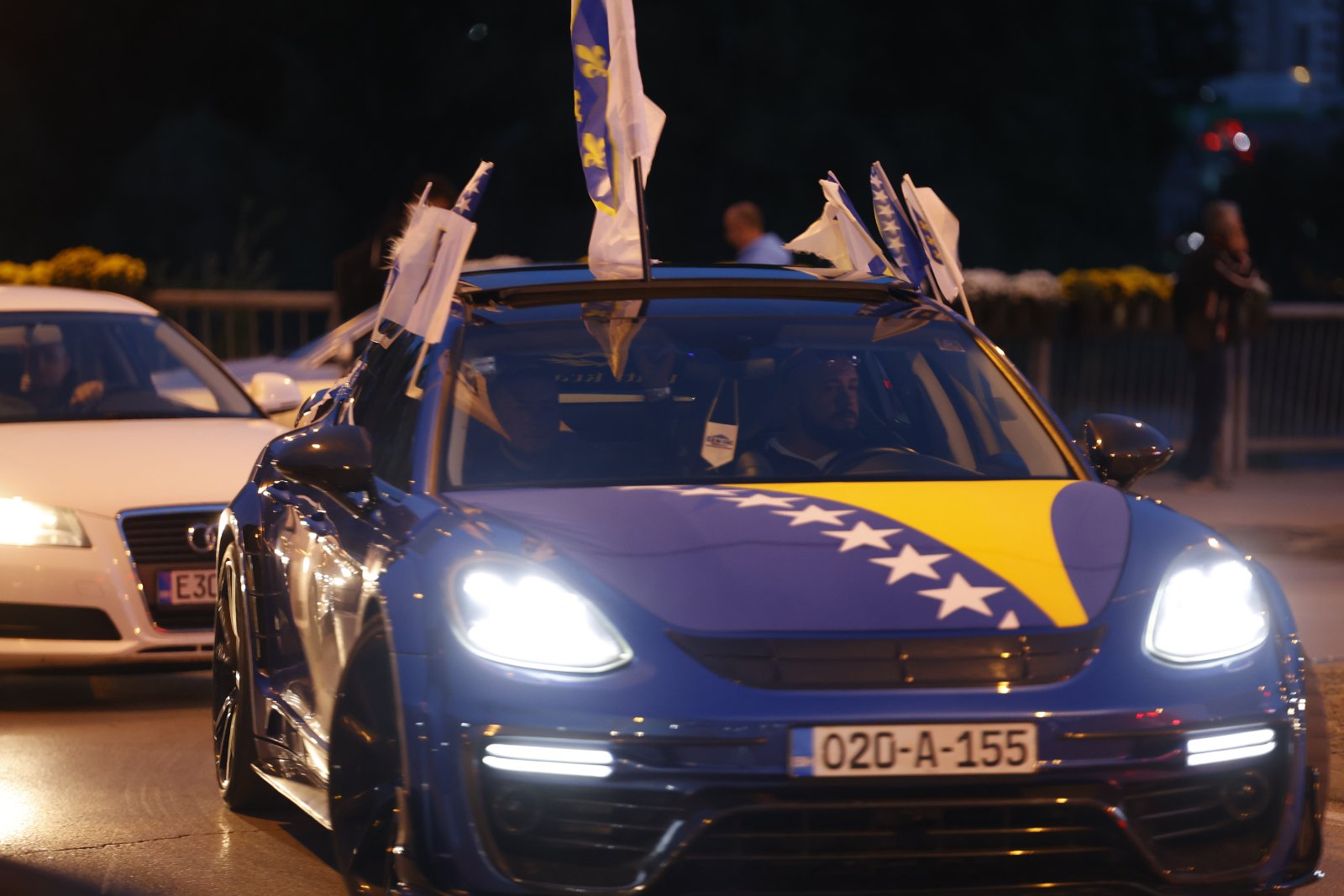 Veliki broj navijača BiH sa zastavama s ljiljanima na ulicama Zenice