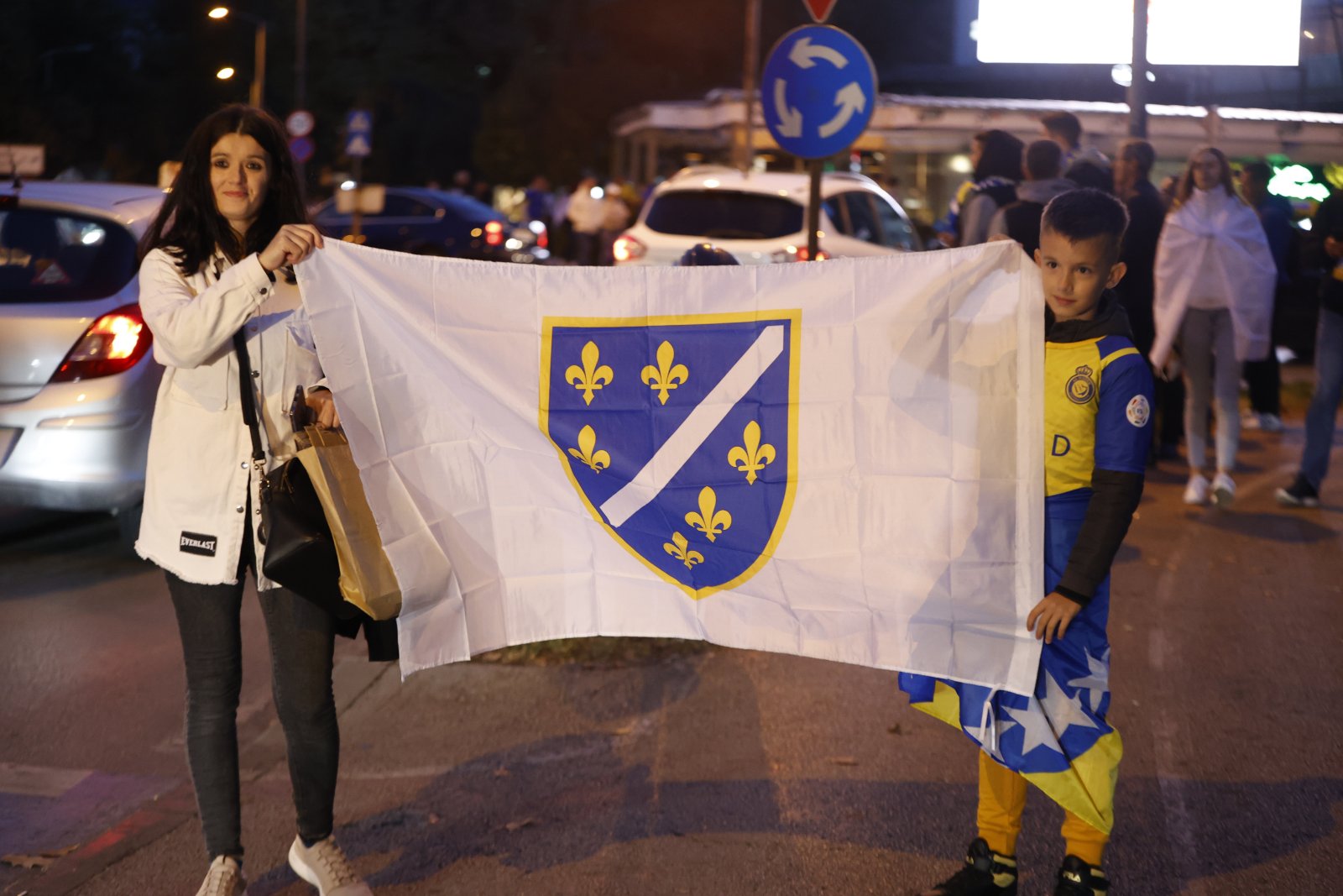 Veliki broj navijača BiH sa zastavama s ljiljanima na ulicama Zenice