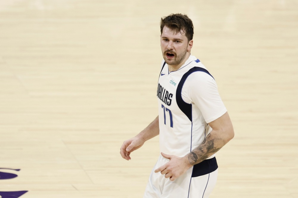 (VIDEO) "Bolje da ne gledate sliku" Luka Dončić igrao sa polomljenim ...