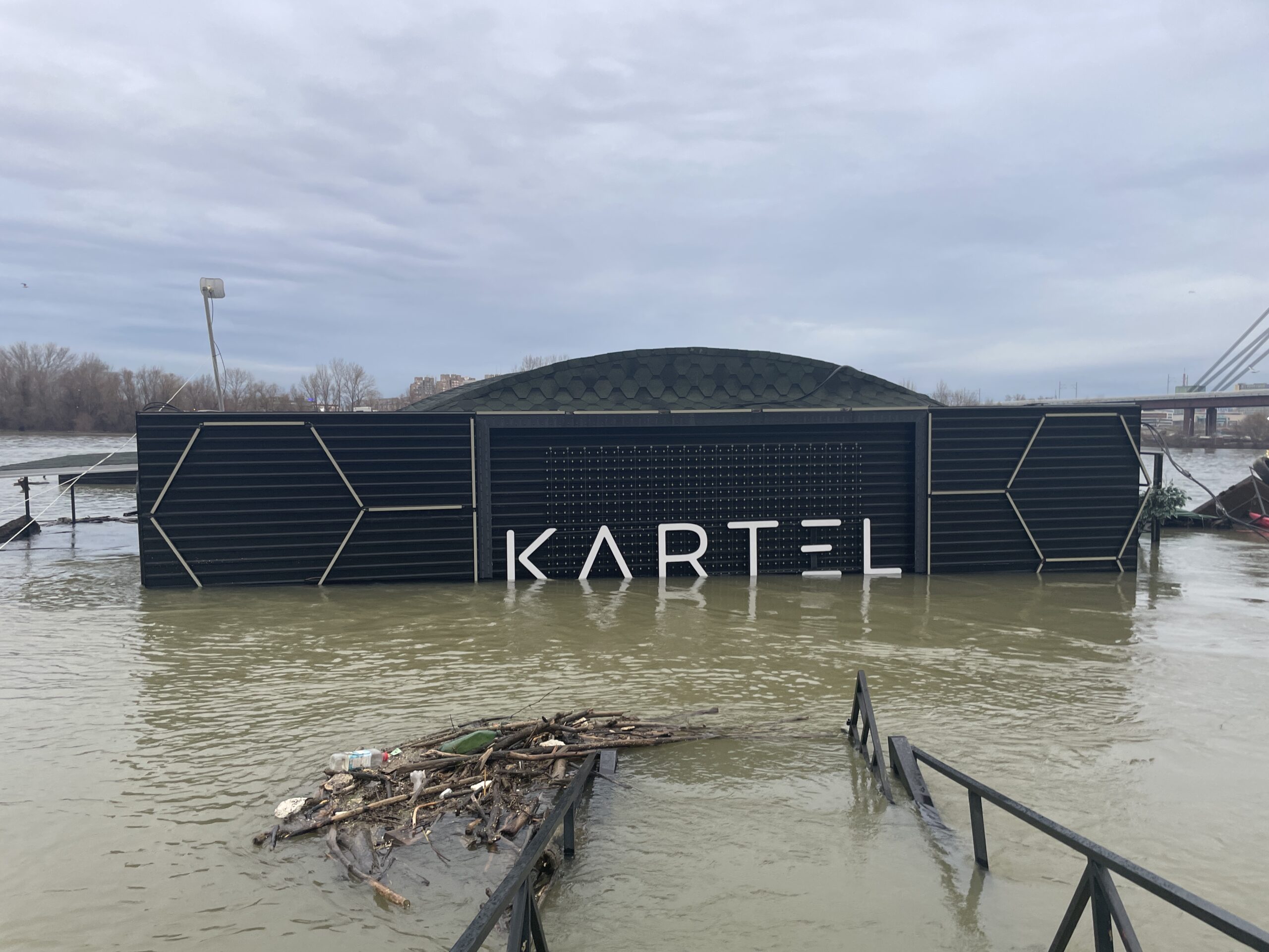 Iznad površine vode samo krov splava "Kartel", plutaju tašne, pare, cipele