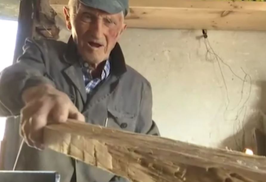 Budimir Ćirić ima 100 godina i dan danas radi u svojoj radionici
