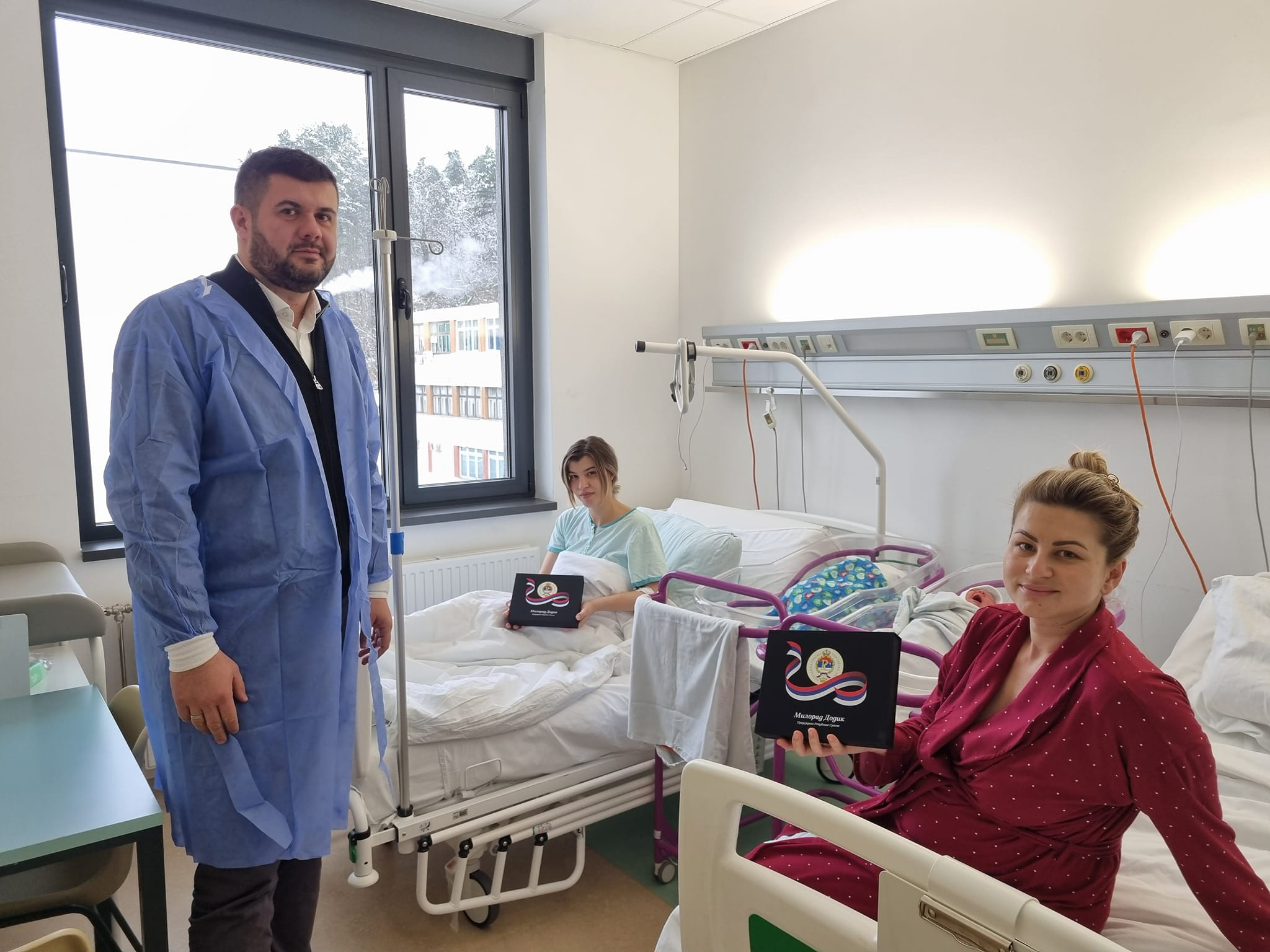 Dodik uručio zlatnik bebama rođene na 9. januar iz Istočnog Sarajeva