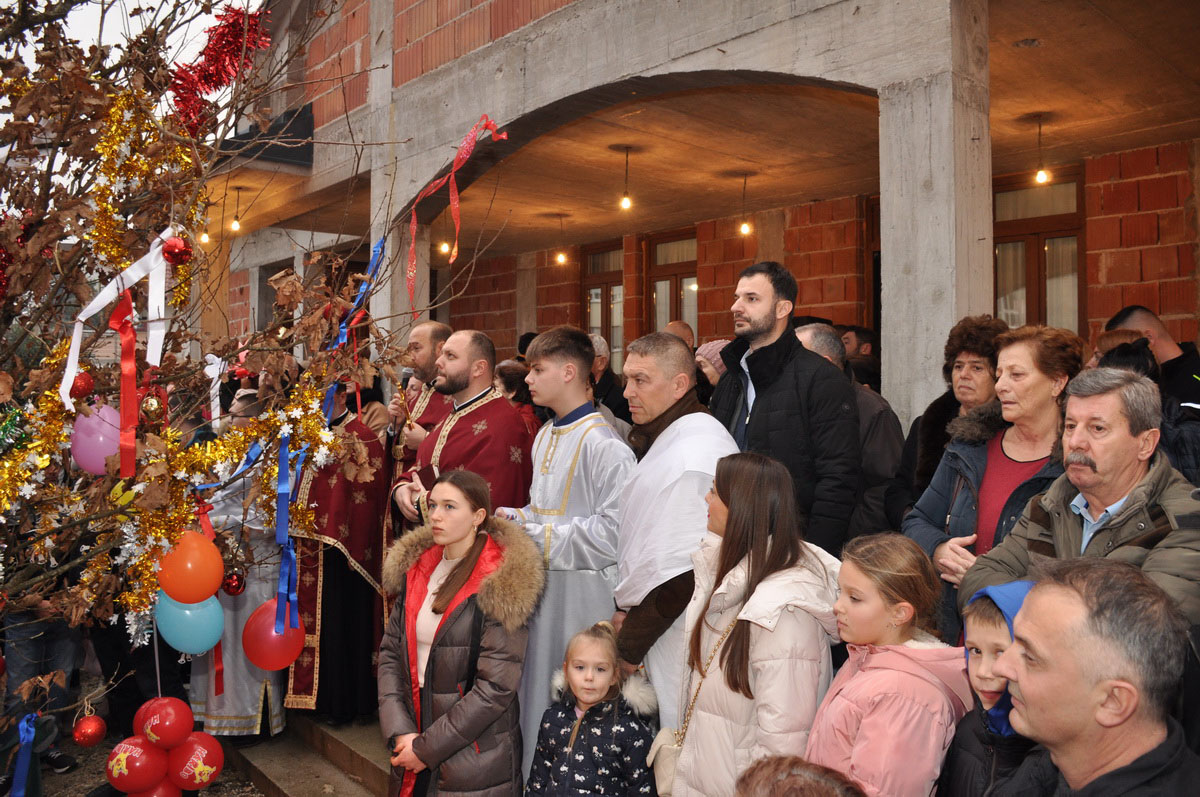 Badnjak osveštan u Prijedoru ispred Hrama Svete Trojice