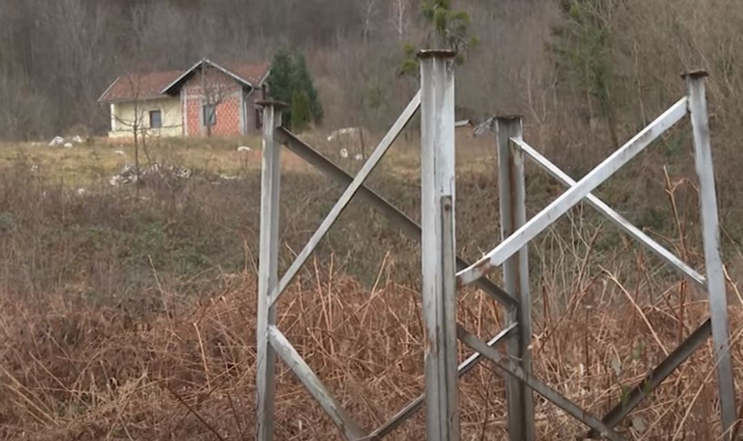 Srpski povratnici kod Sanskog Mosta četvrt vijeka žive bez struje