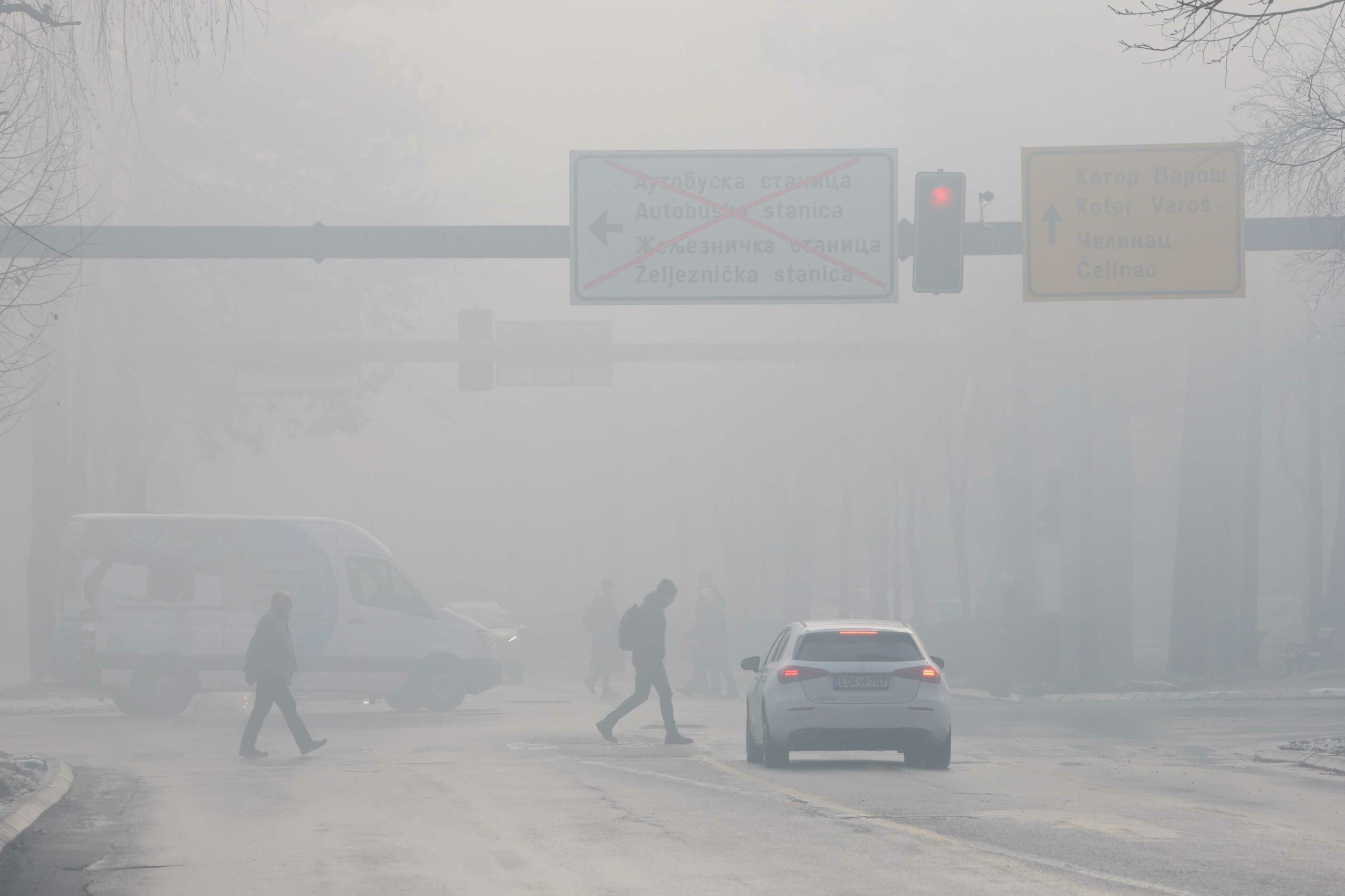 Stanje na putevima - vozi se po klizvaim kolovozima, magla smanjuje ...