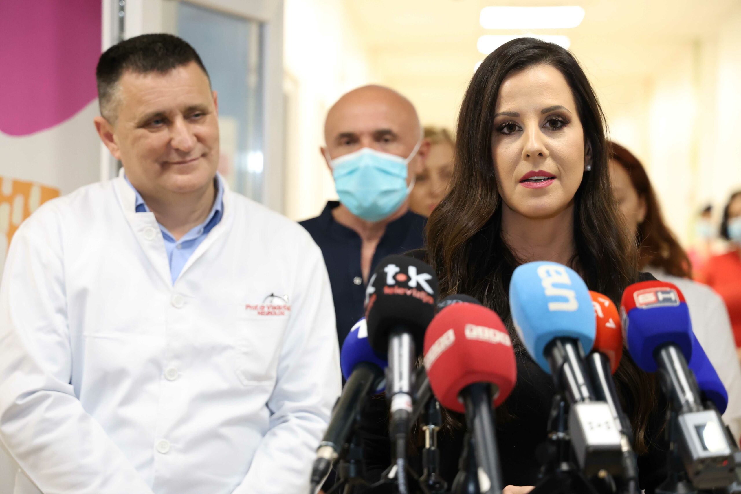 Tamara Vučić uručila inkubator porodilištu u Banjaluci, Vlado Đajić se zahvalio njoj i ...