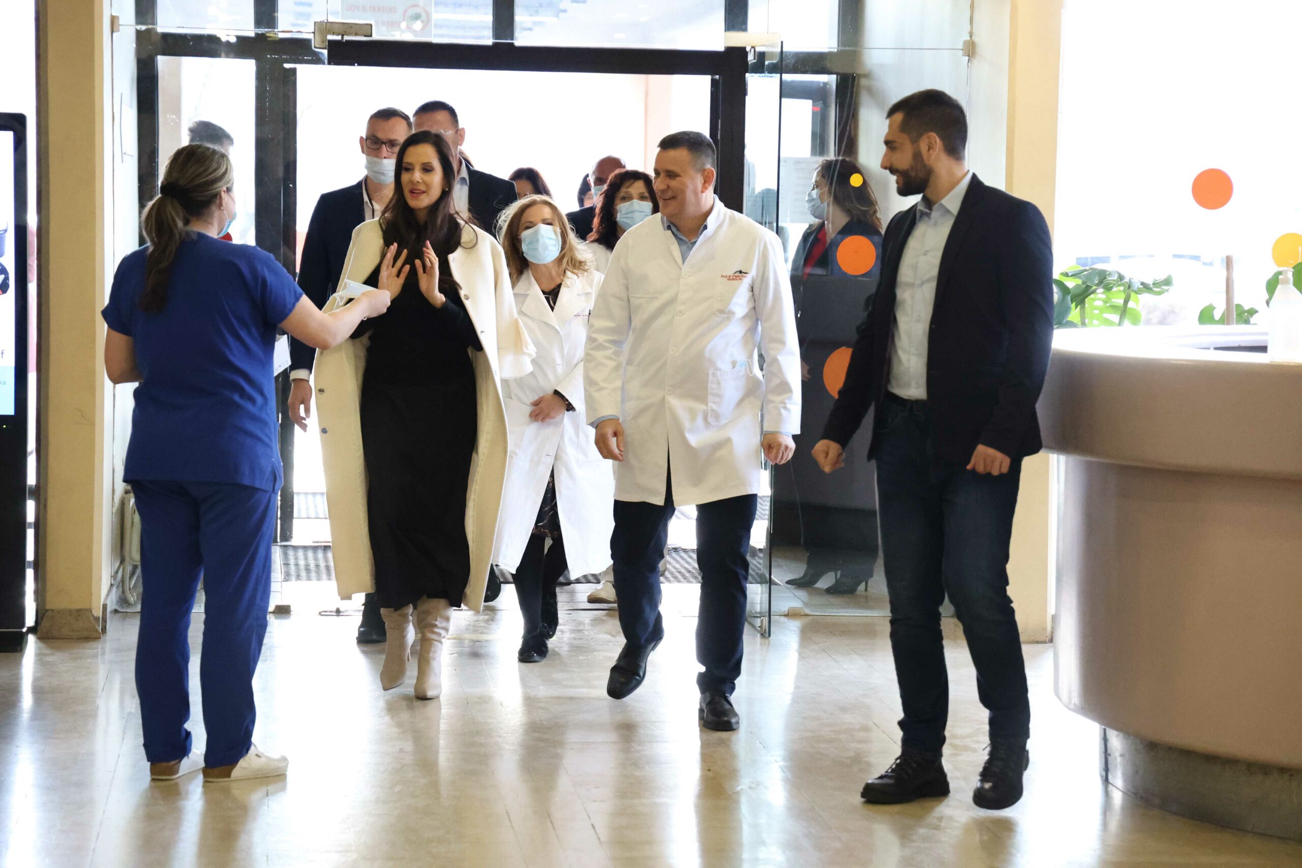 Tamara Vučić posjetila je UKC RS, a potom donirala inkubator Klinici za ginekologiju