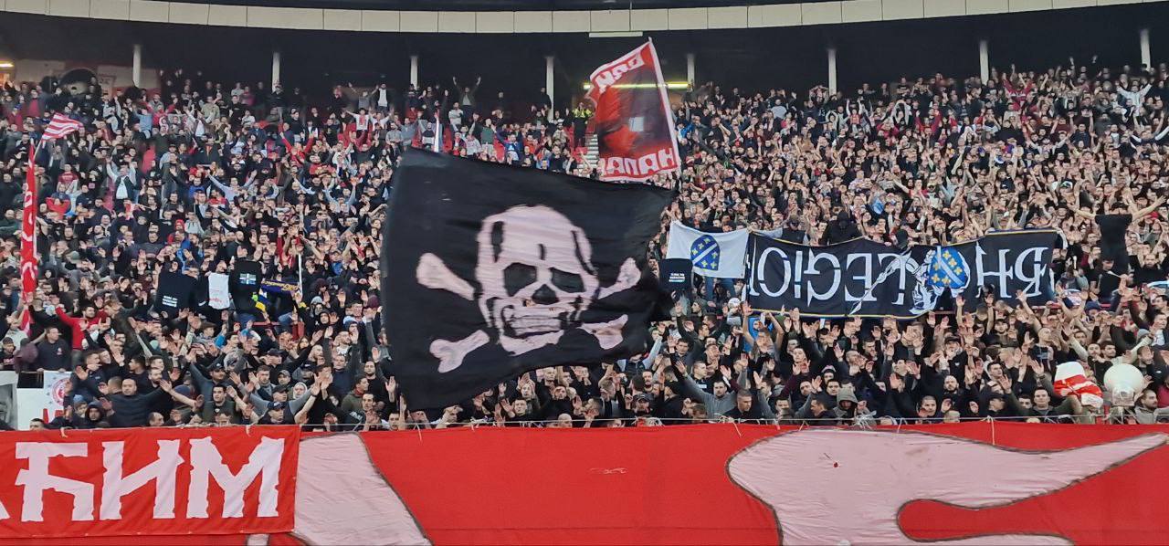 (FOTO) Delije zapalile otete zastave navijača BiH