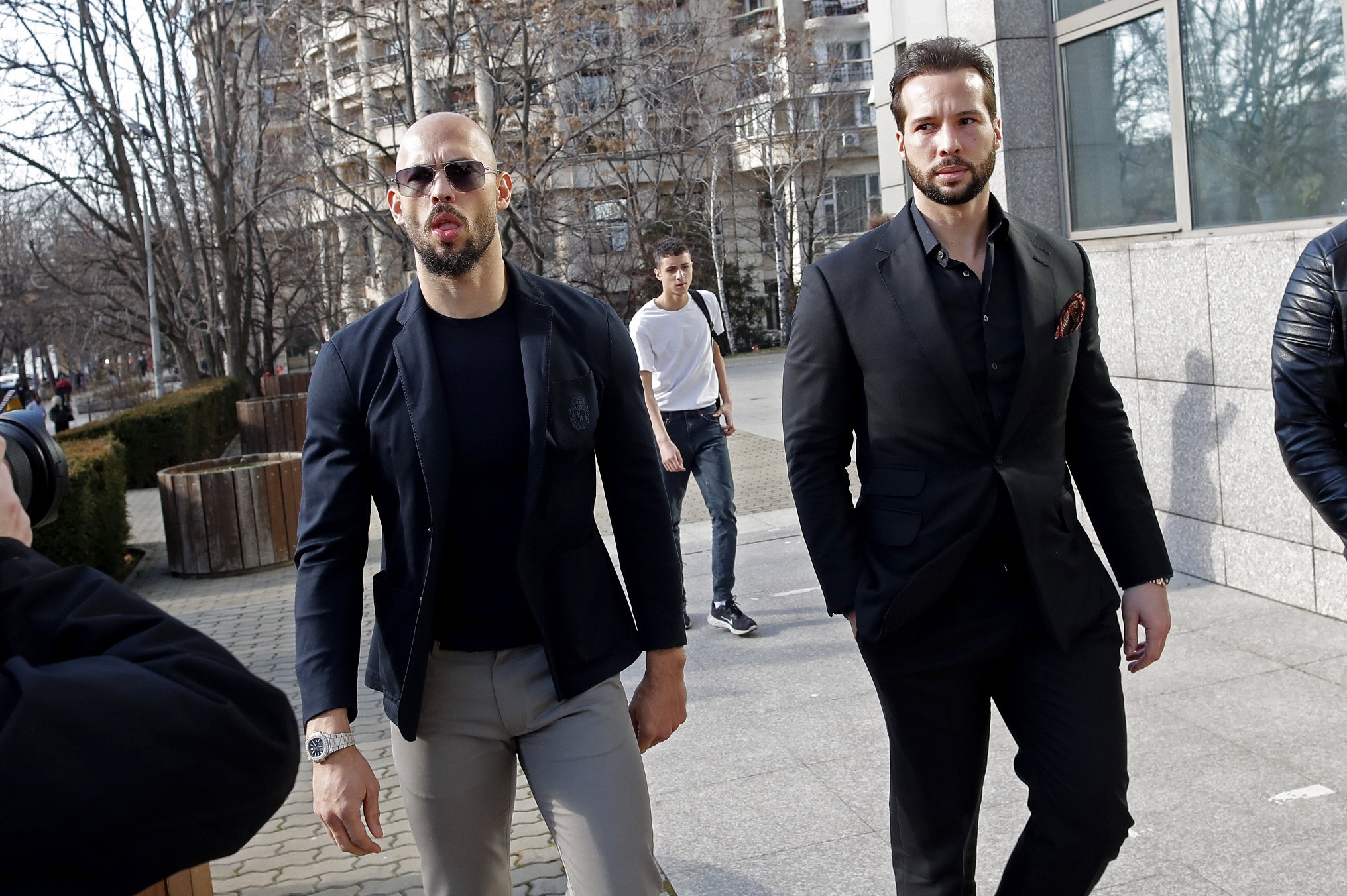 Priveden Endru Tejt prema britanskom nalogu za hapšenje