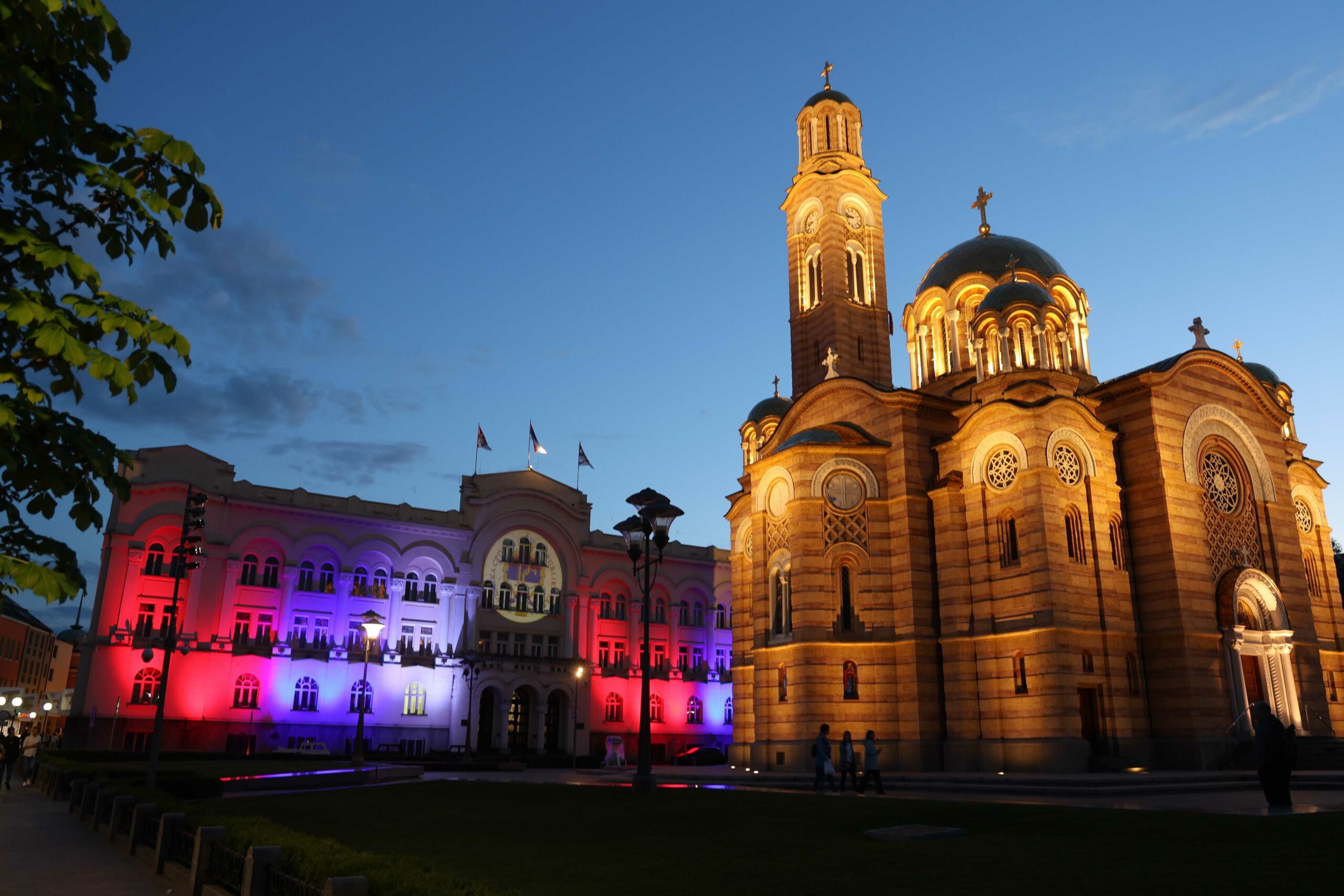 Veličanstven prizor: Zastave Srbije i Srpske na Palati Republike i ...