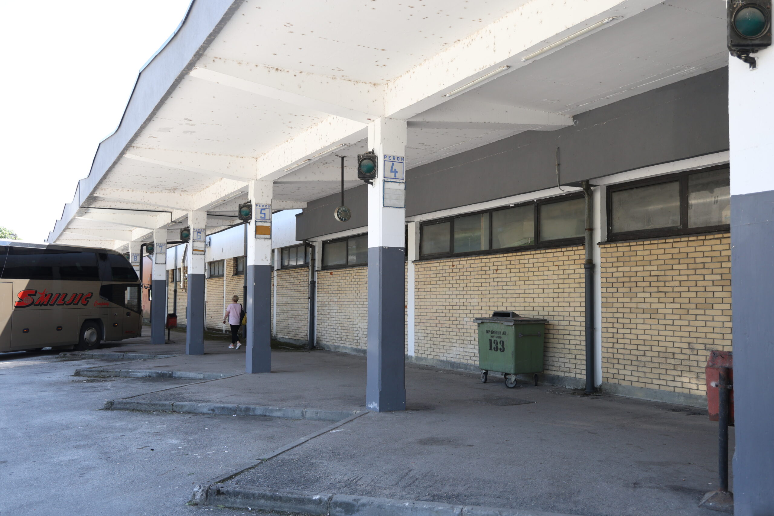 Autobuska stanica u Novom Gradu bez putnika i autobusa, ljudi se ...