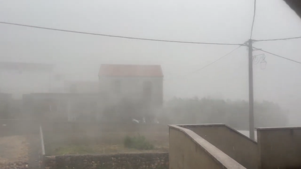 Zbog jakog vjetra u Hrvatskoj zabranjen saobraćaj za određene vrste vozila