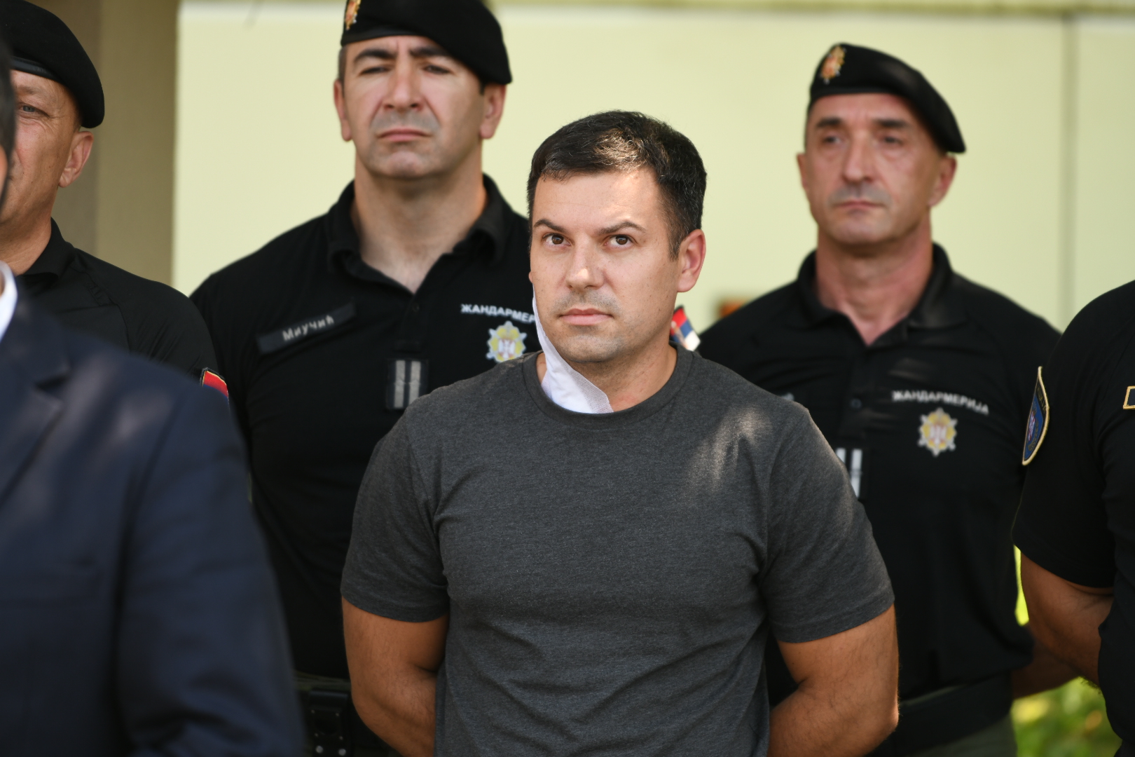 Dočekan žandarm Miloš Jevremović kojeg je RANIO TERORISTA ispred ...