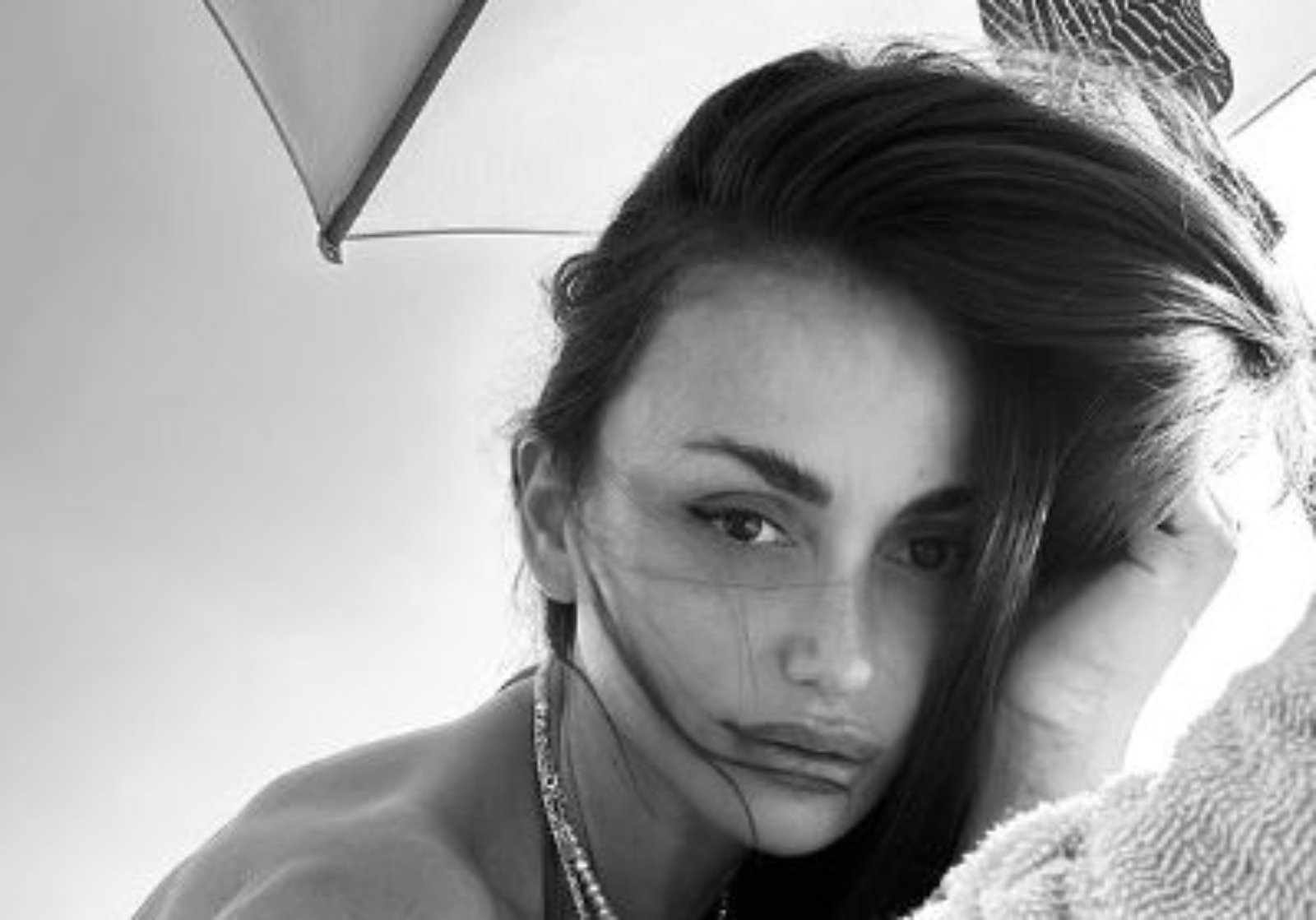 Emina Jahović zagolicala maštu muškarcima vrelim pozama iz toplesa, spustila bikini i pokazala ...