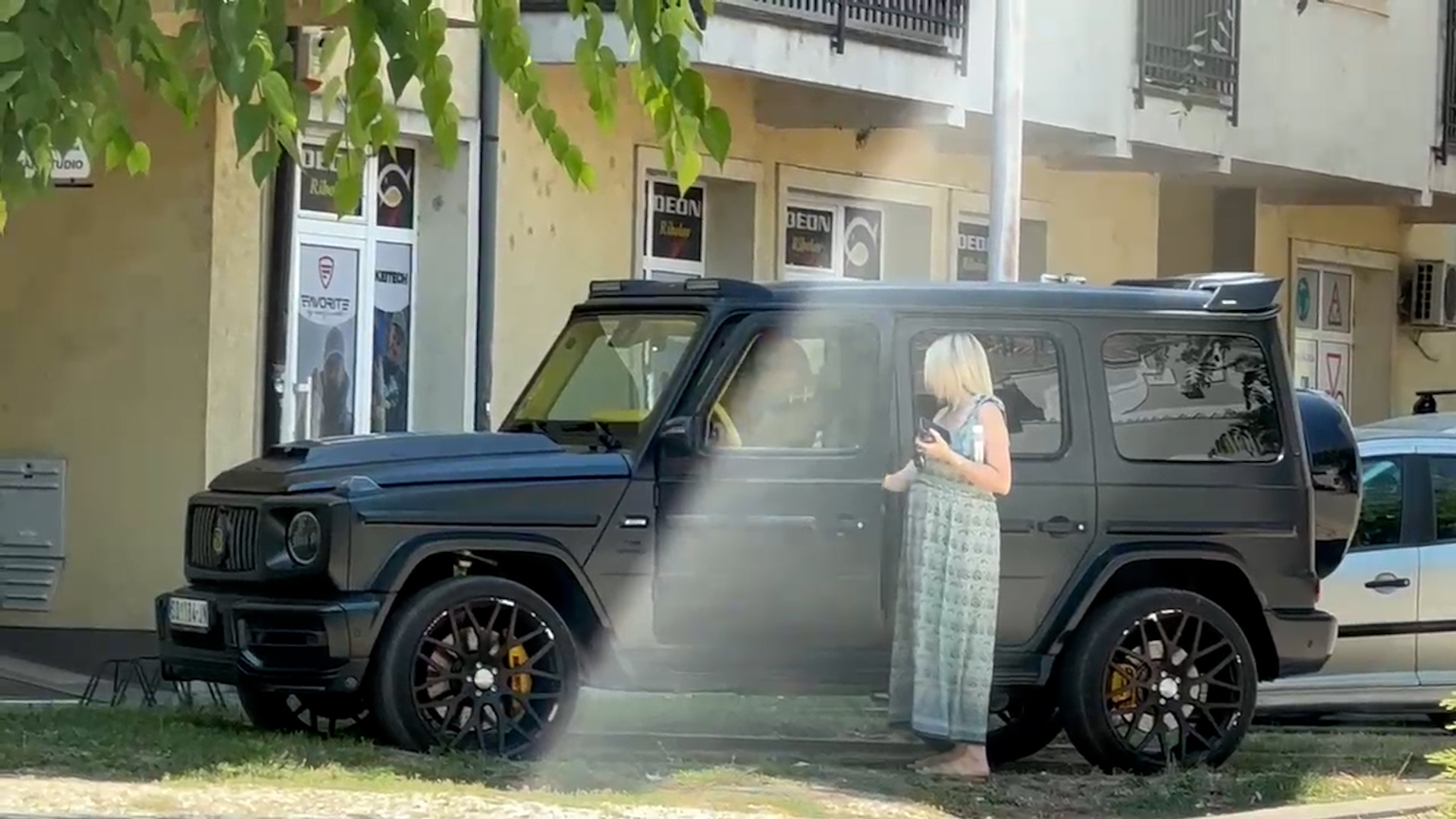Trudna Natalija Jokić kroz Sombor vozi džip od 250.000 evra, košarkaš joj otvara vrata i nosi ...