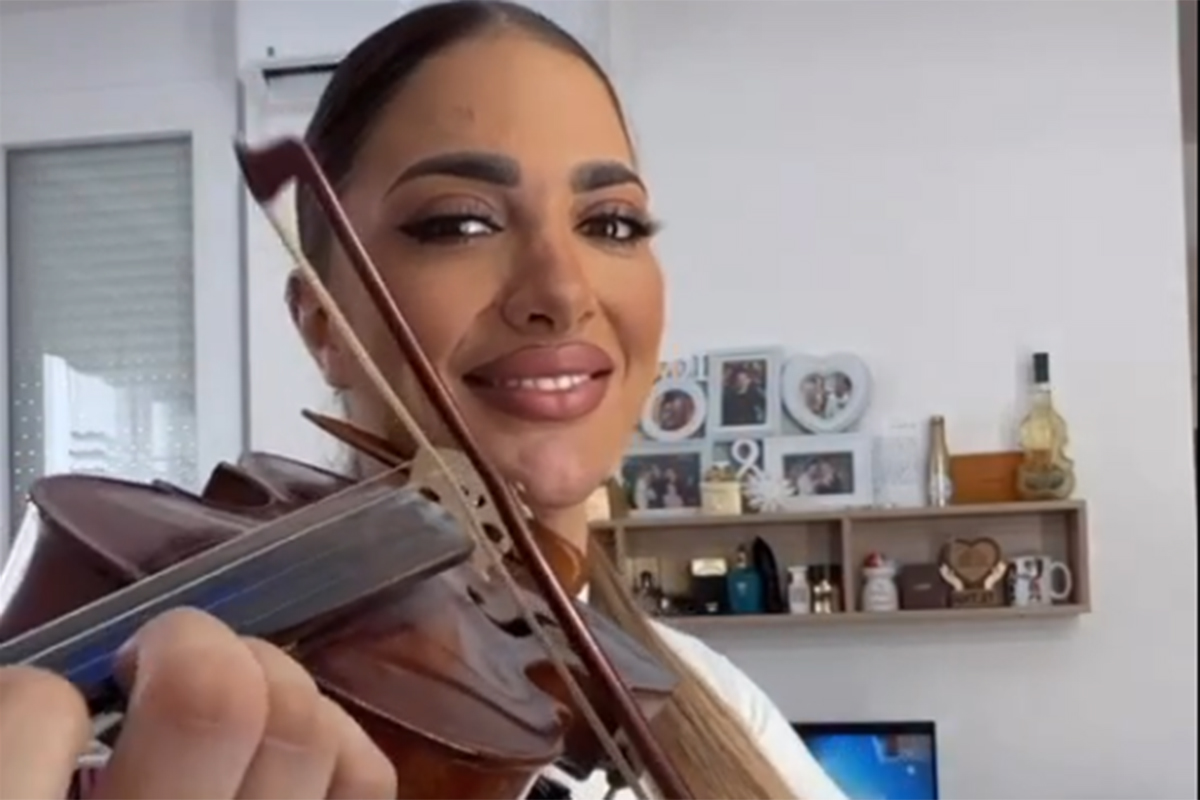 Kočićev zbor: Atraktivna Jovana svira violinu