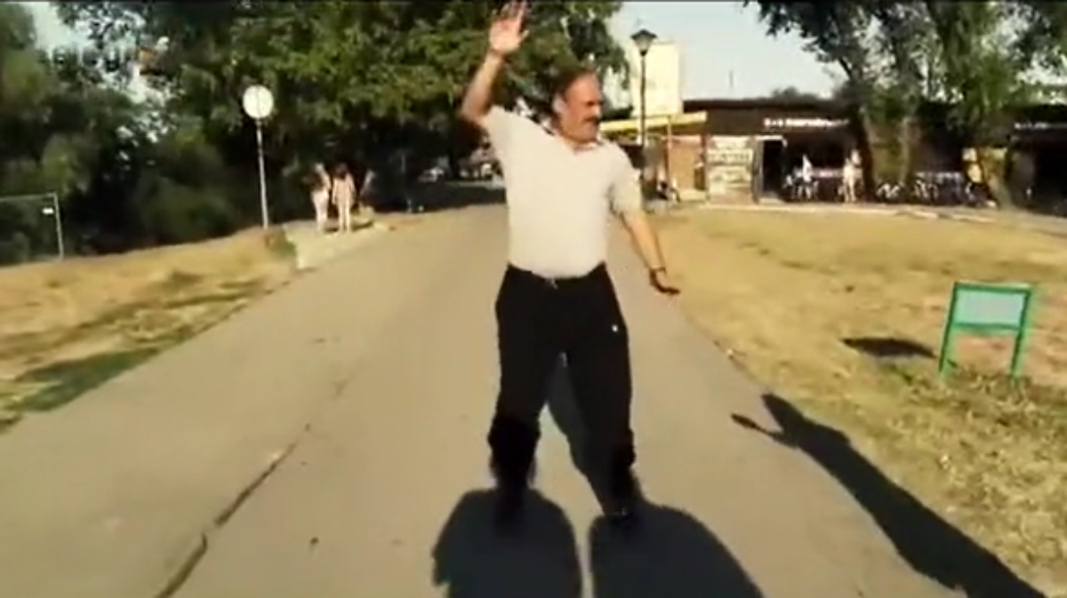 (VIDEO) Zmaj od Šipova na ROLERIMA, jedva održava ravnotežu