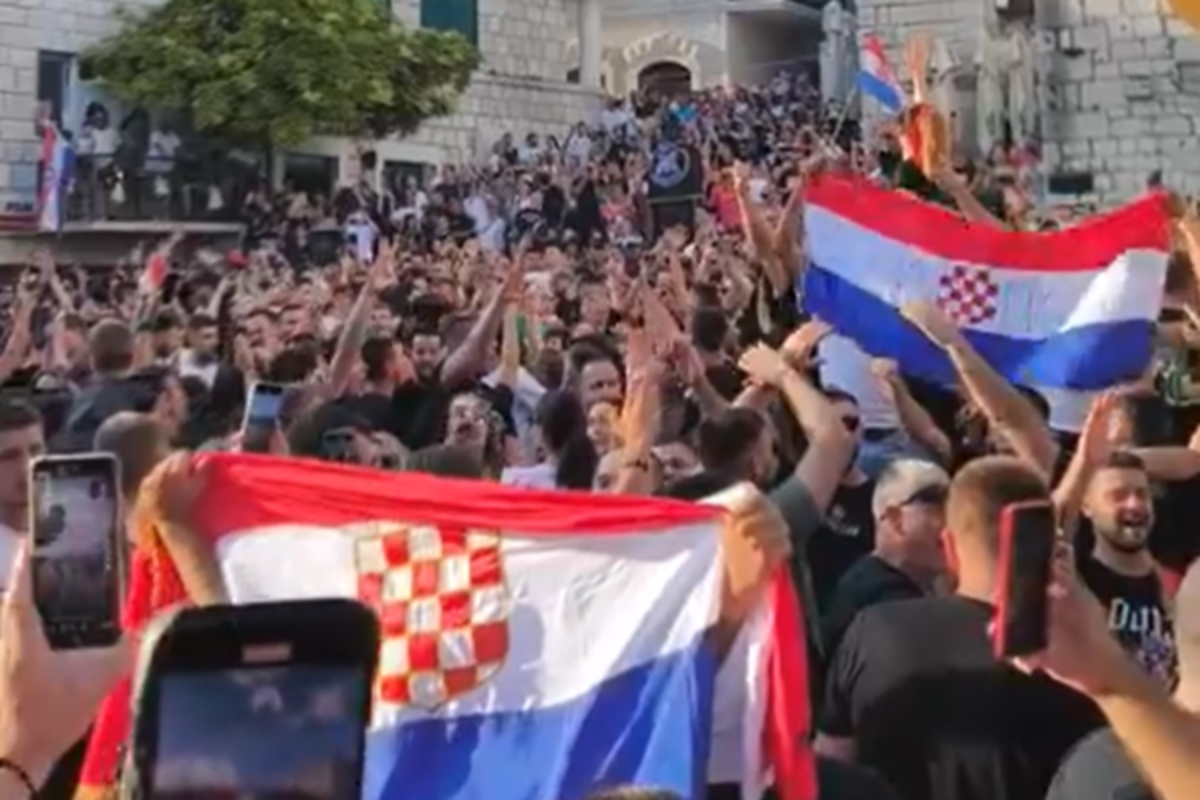 Pogledajte šta pjevaju hiljade ljudi na trgu u Hrvatskoj