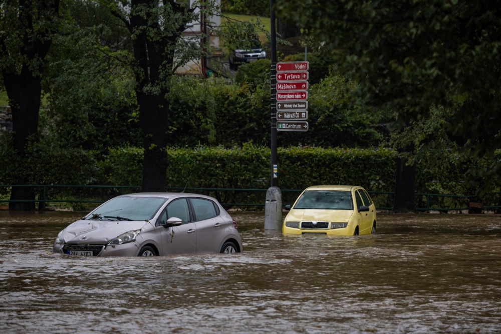 Dramatične prizori na potopljenom auto-putu kod Beča, nivo Dunava ...